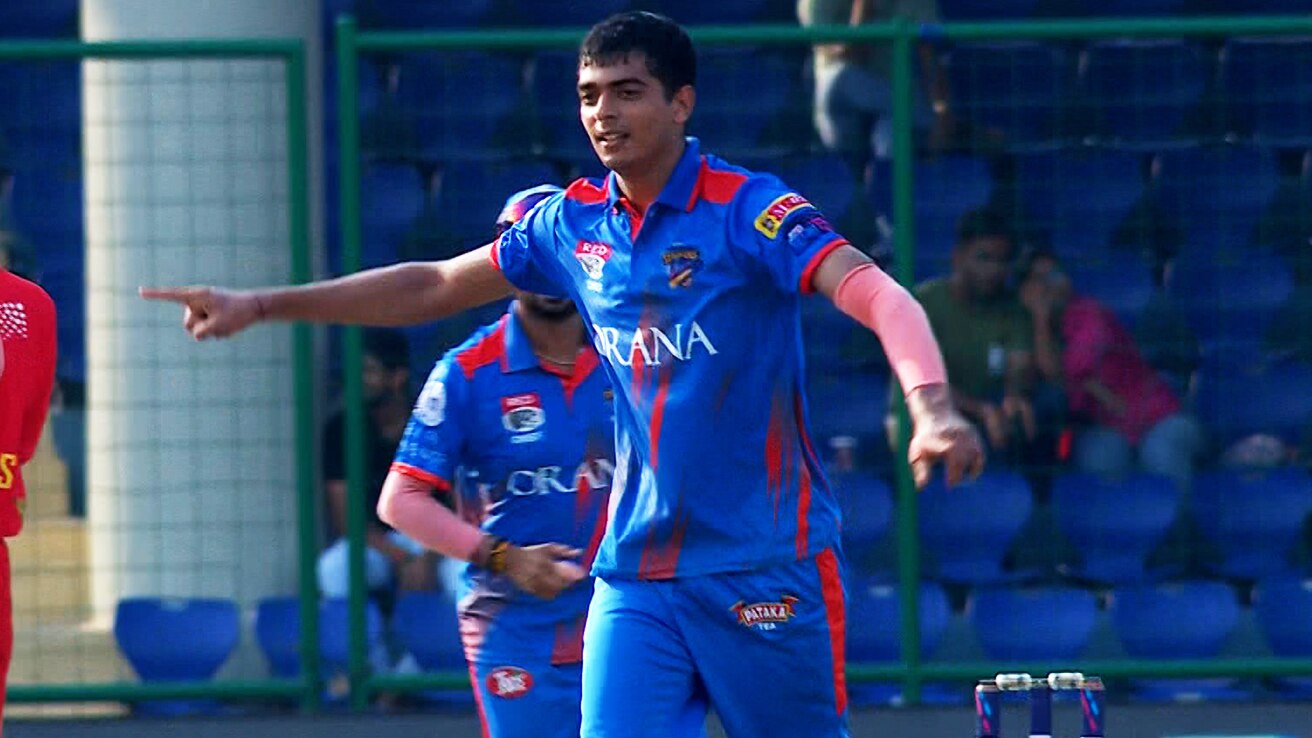 North Delhi Strikers vs South Delhi Superstarz - Solanki's 5-19 vs ...