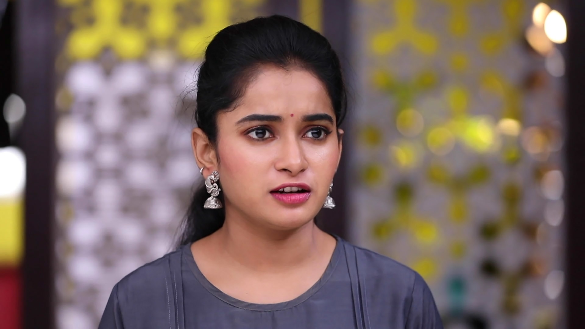 Watch Divya Blames Raghavan Online
