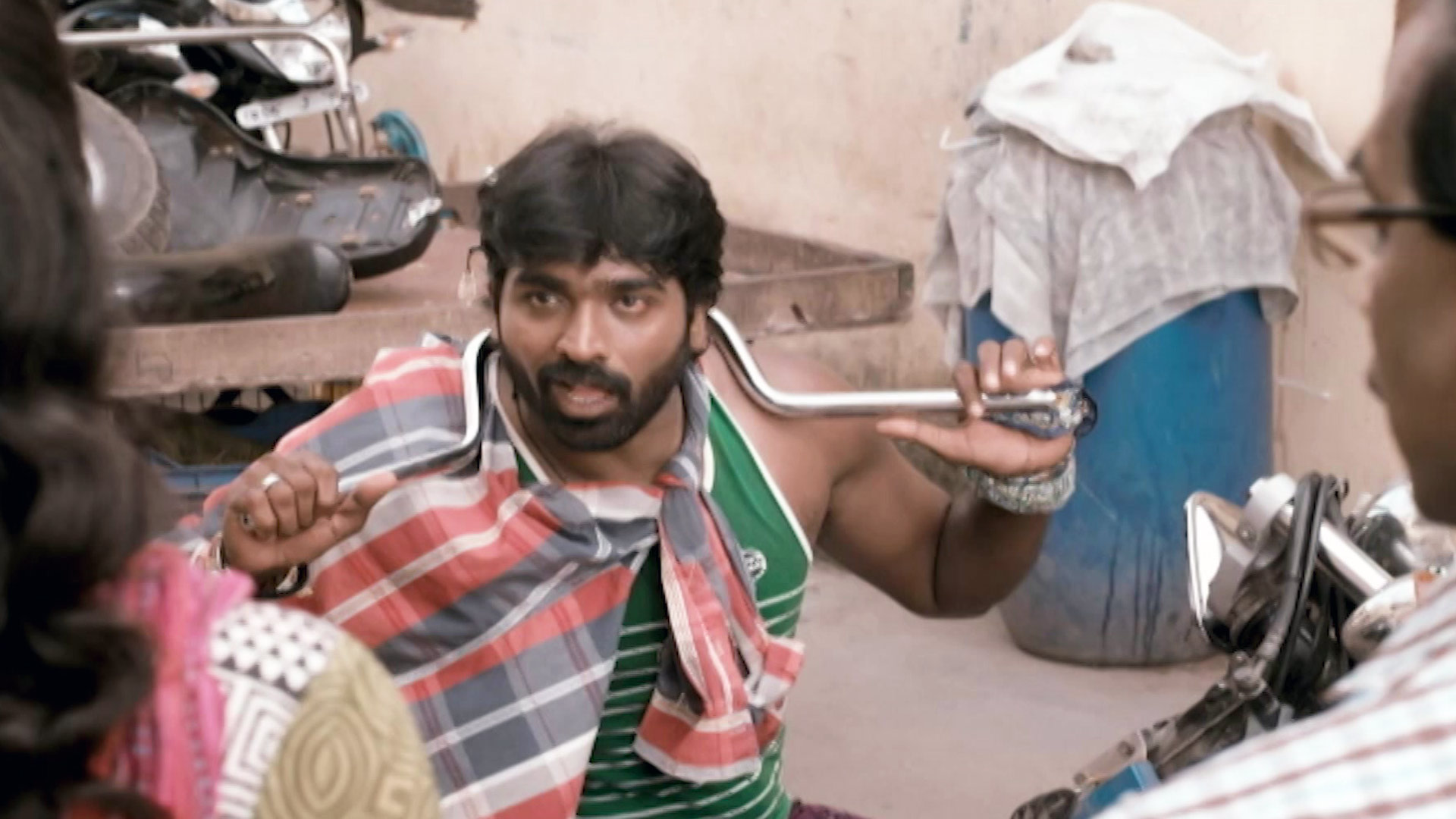 LOL! A Hilarious Fight Scene Between Akhilesh and Sumaar Moonji Kumar ...