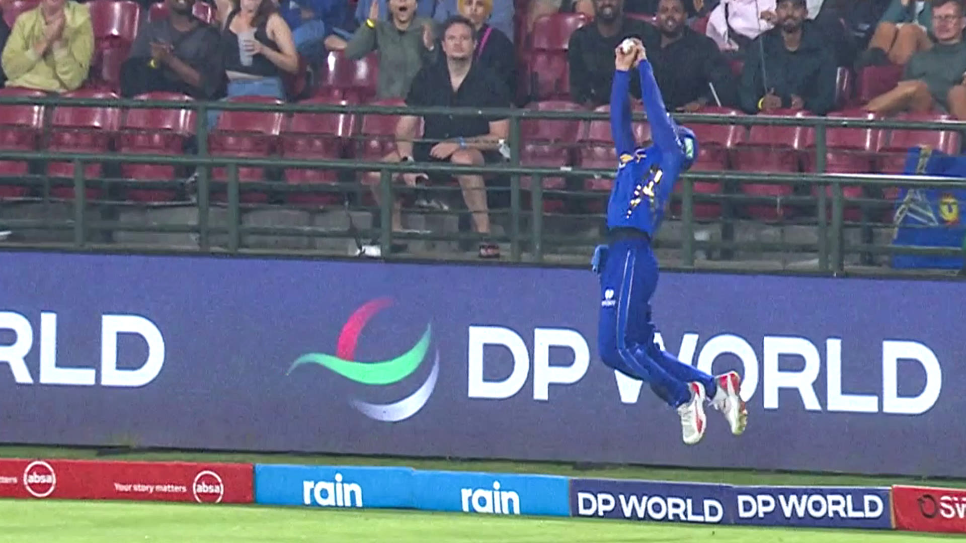 Hendricks’ Stunning Boundary Catch!
