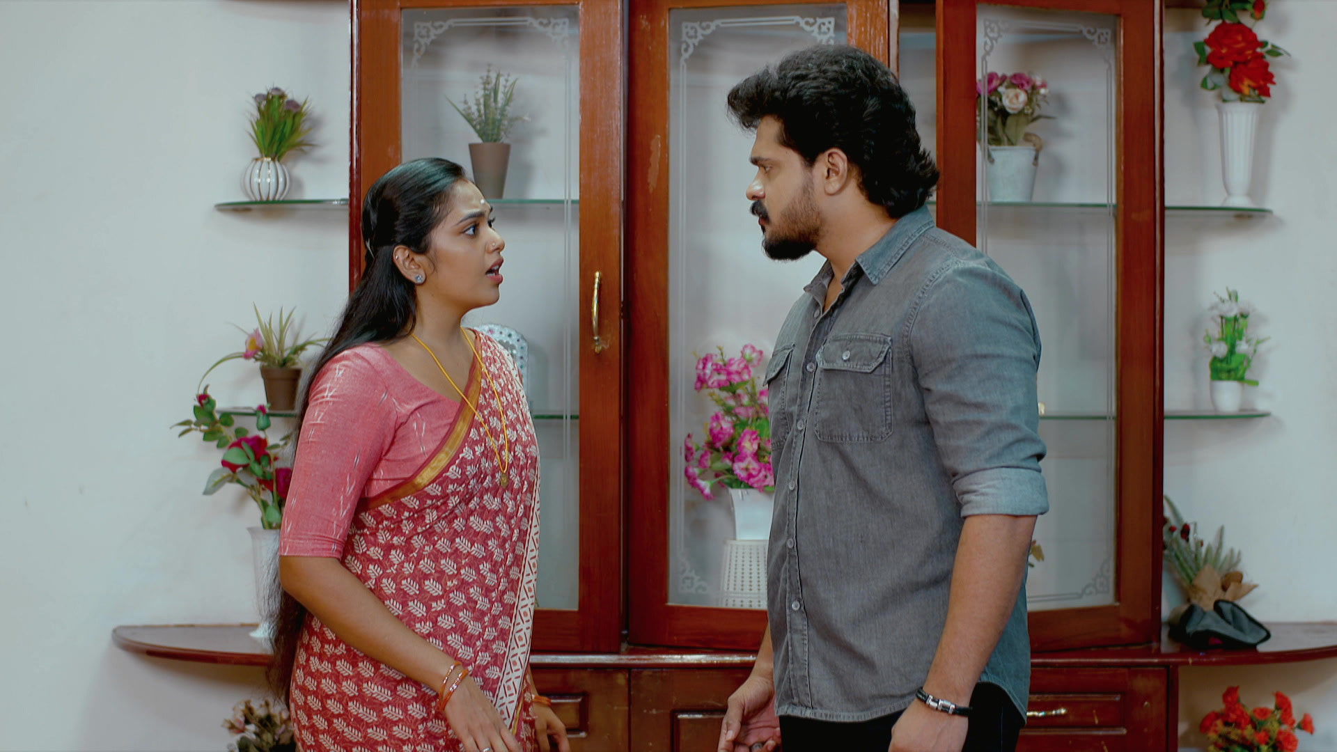 Watch Chempaneer Poovu S1 Episode 329 on JioHotstar
