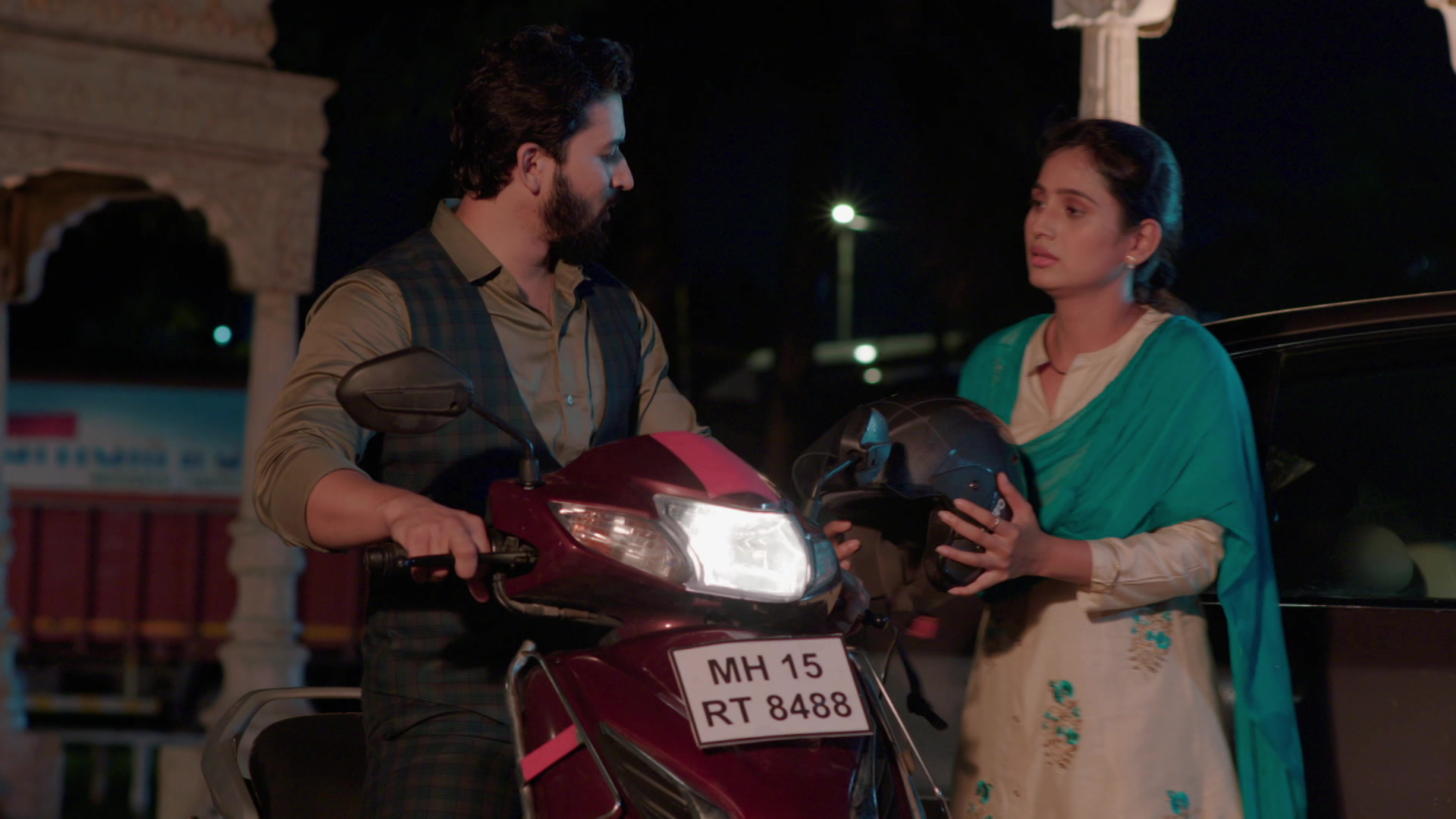 Watch Man Dhaga Dhaga Jodte Nava S1 Episode 50 on JioHotstar