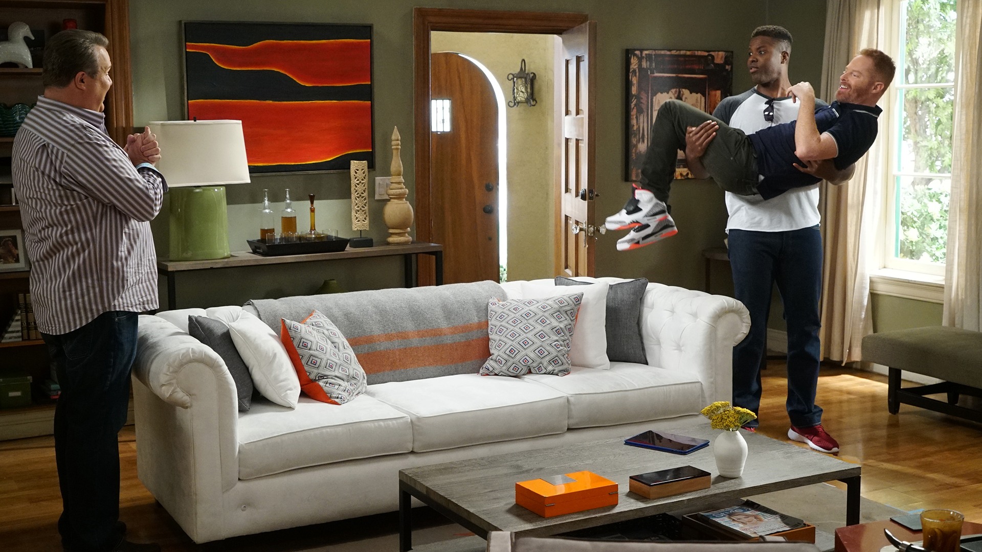 Watch Modern Family S8 Episode 4 on Disney+ UAE | English German ...