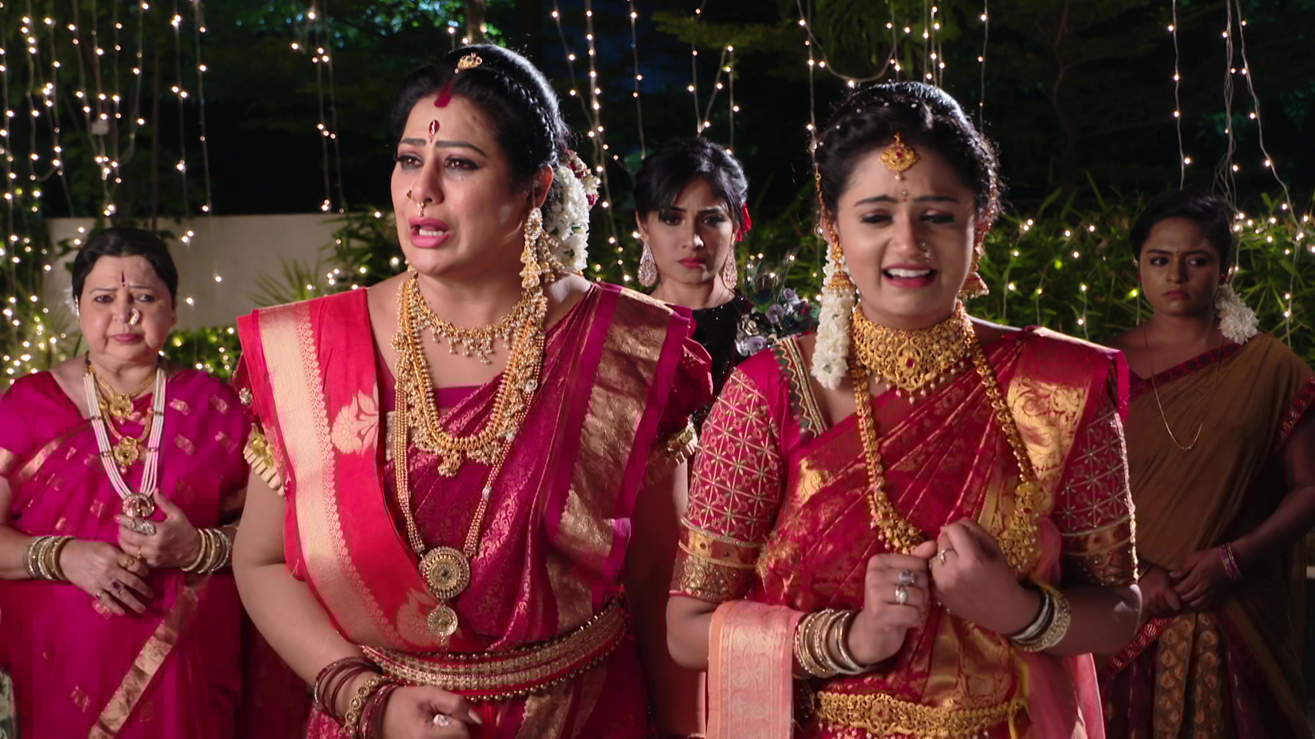 Watch Bangarada Panjara S1 Episode 214 on JioHotstar