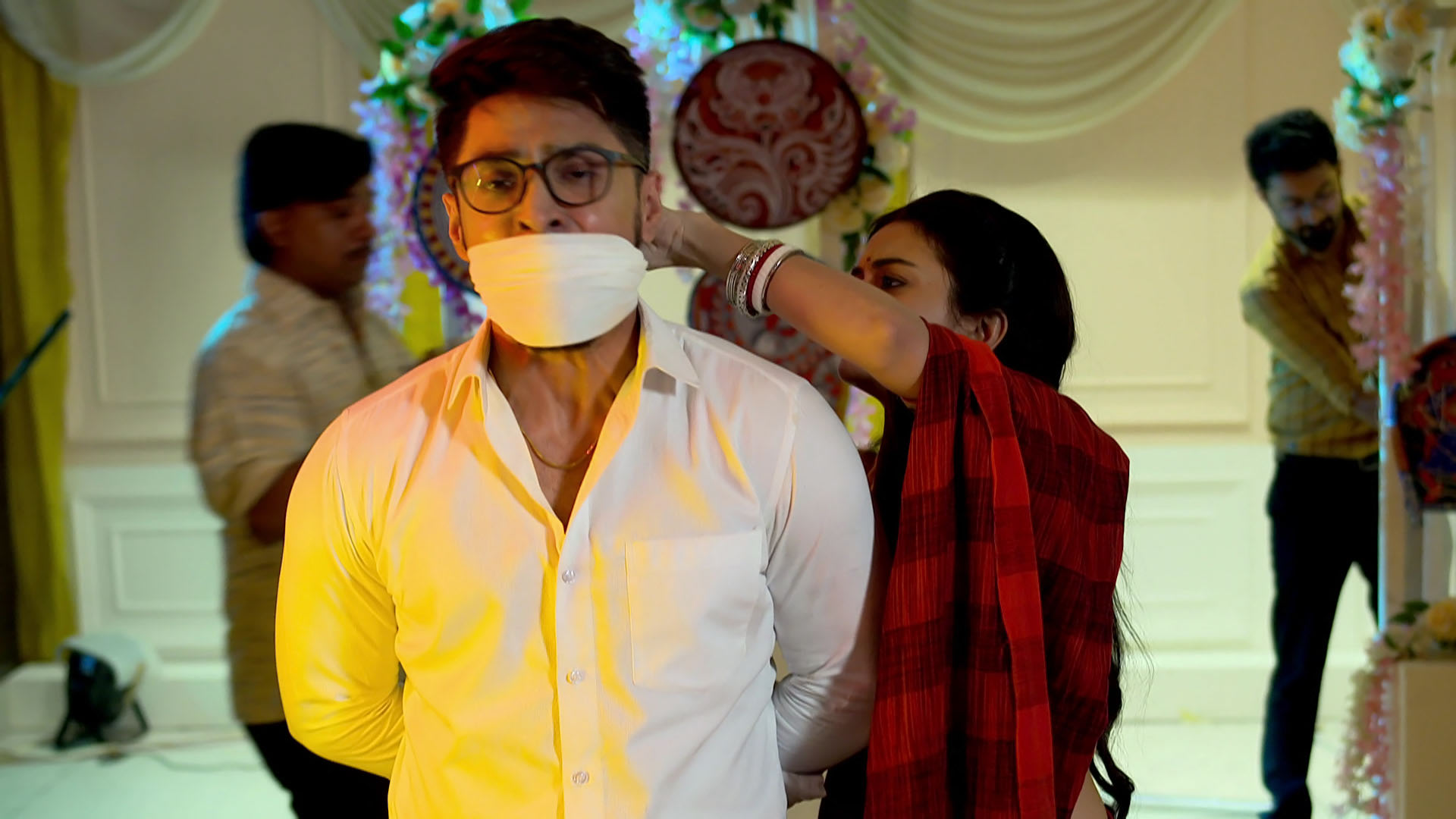 Watch Gaatchora S1 Episode 140 on JioHotstar