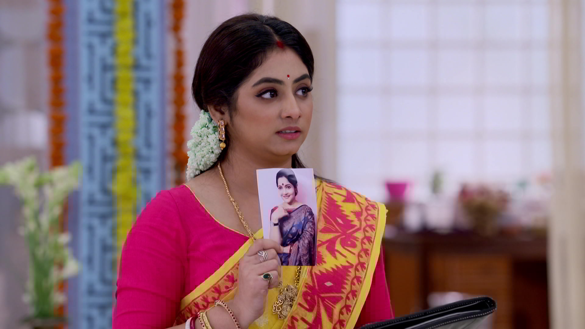 Watch Bangla Medium Episode 152 on JioHotstar