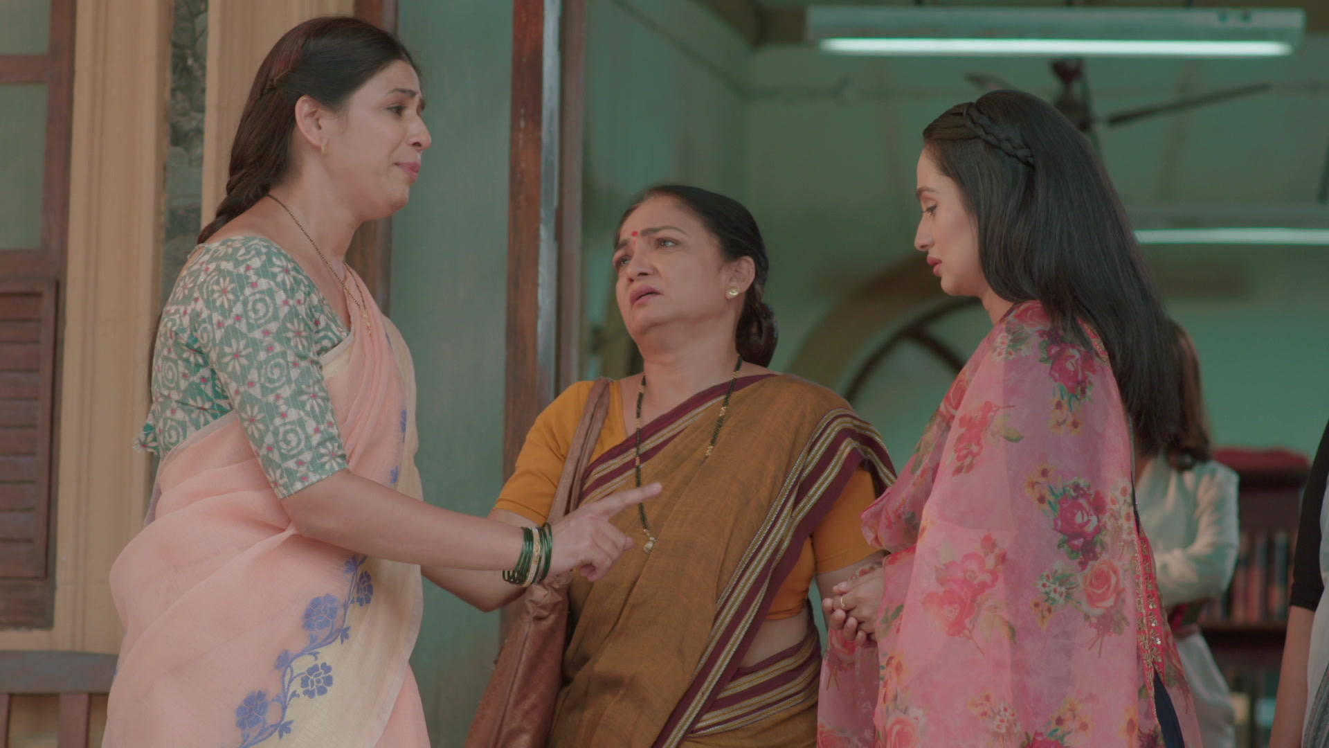 Watch Man Dhaga Dhaga Jodte Nava S1 Episode 341 on JioHotstar