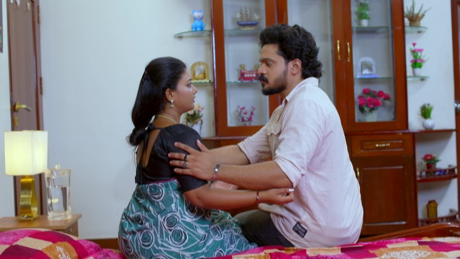 Watch Chempaneer Poovu Episode 185 on JioHotstar