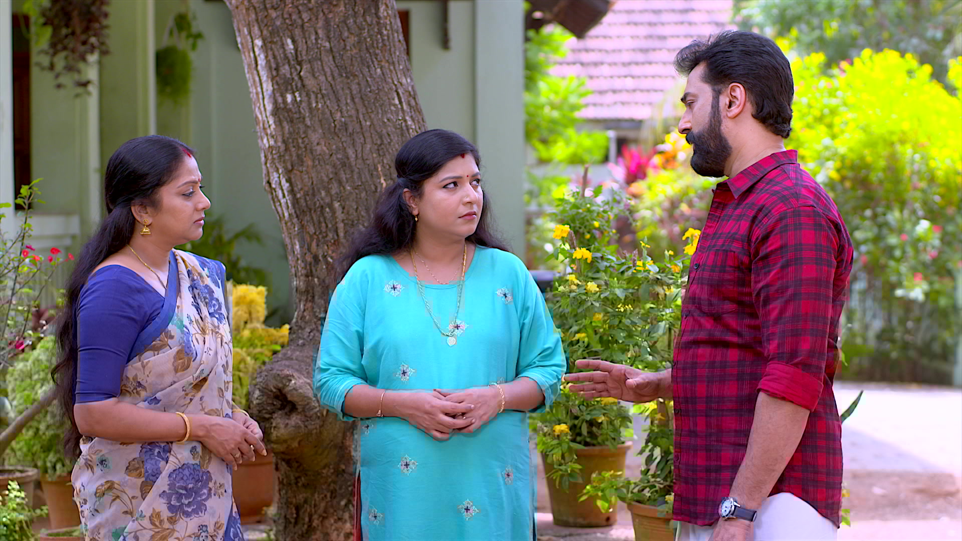 Watch Balan Consoles Aparna Online