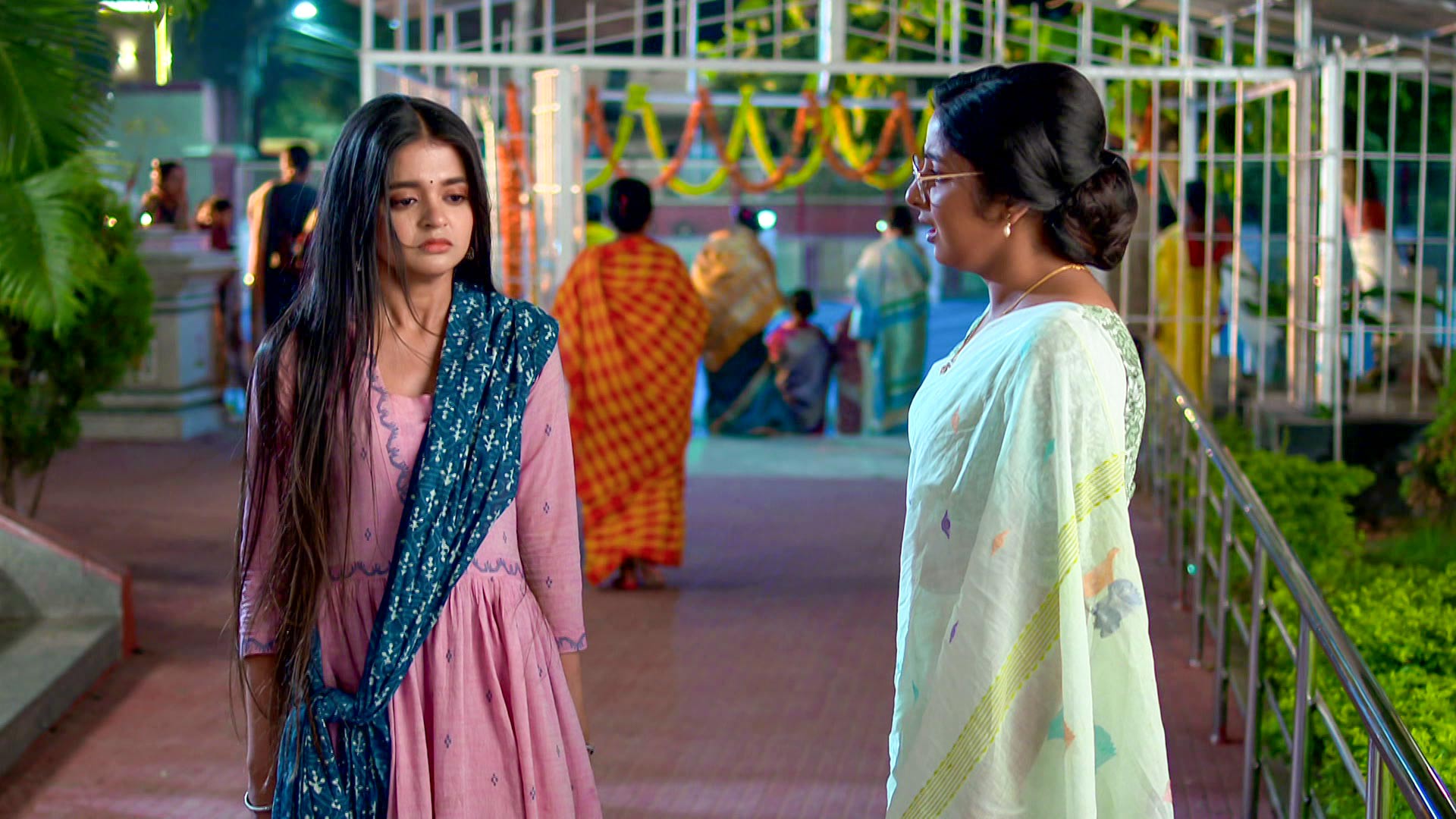 Watch Anurager Chhowa S1 Episode 985 on JioHotstar