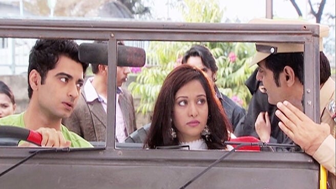 Watch Alaipayuthey S1 Episode 10 on JioHotstar