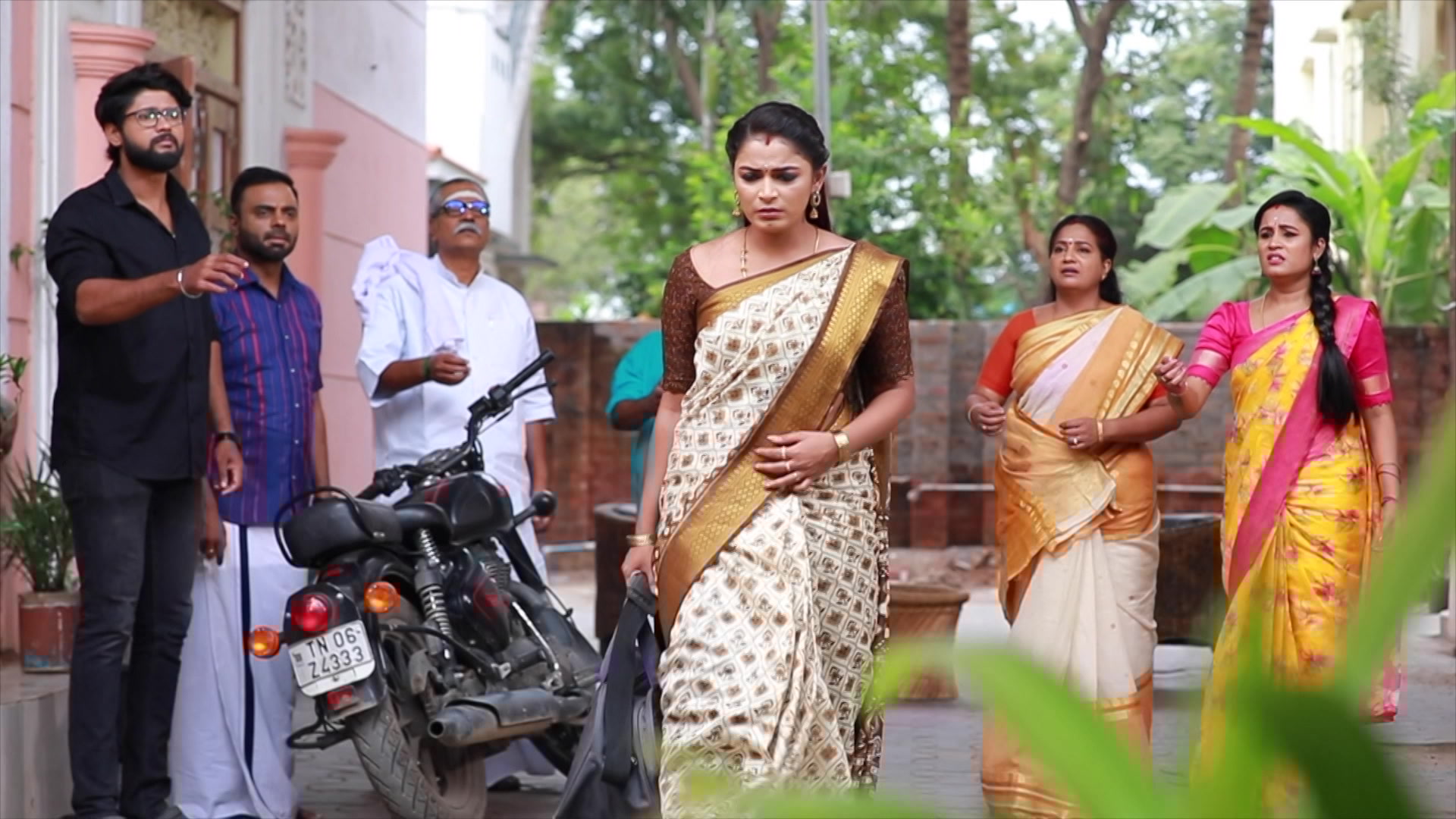 Watch Namma Veettu Ponnu Episode 417 on JioHotstar