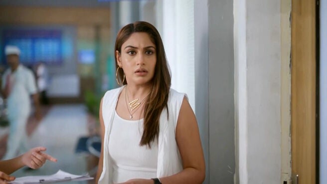 Manmeet signs the form - JioHotstar