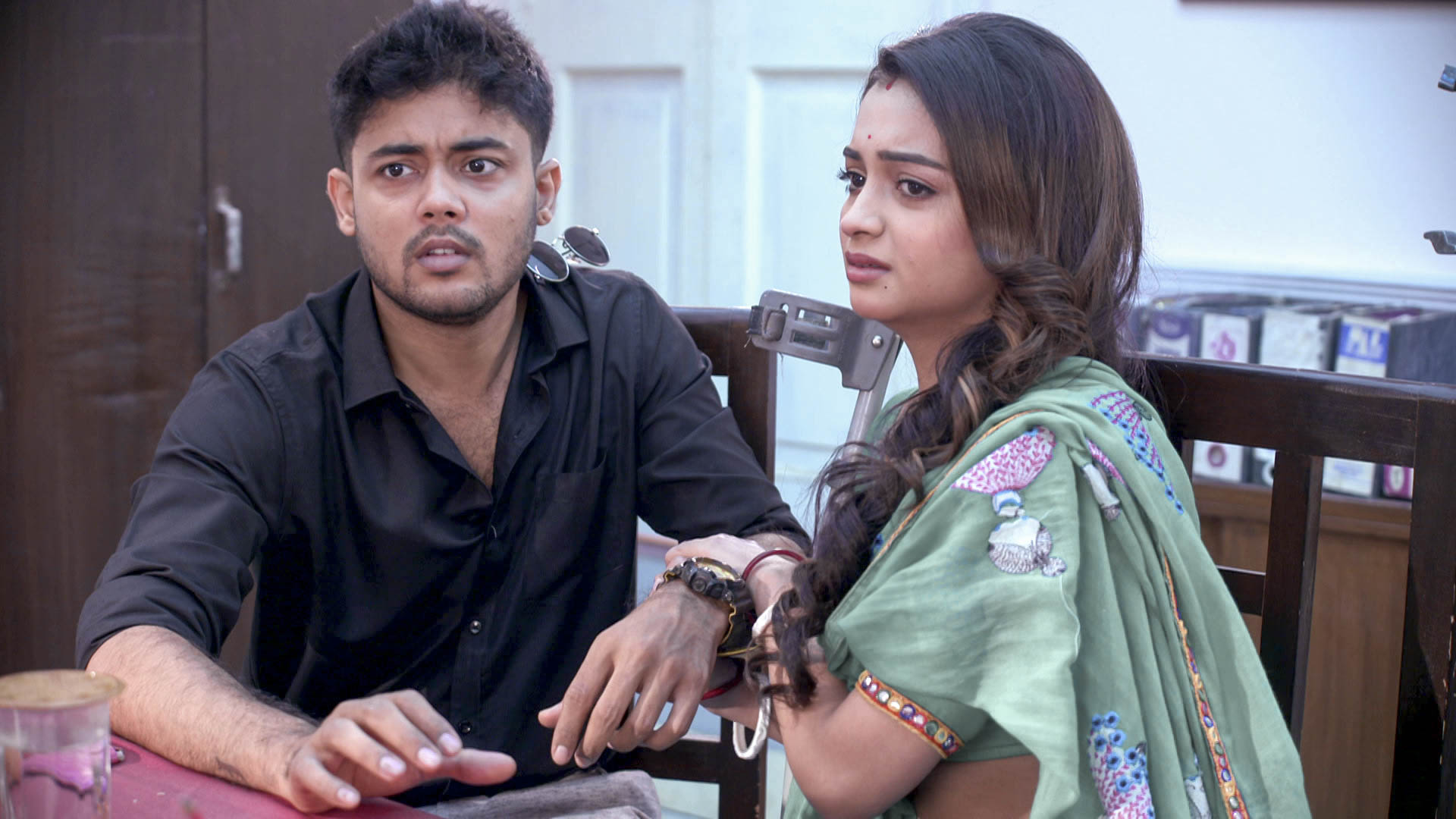 Watch Dui Shalik S1 Episode 207 on JioHotstar