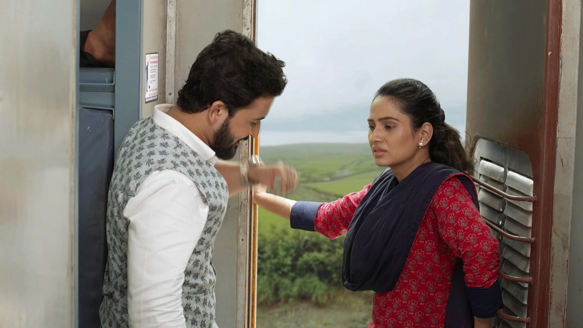 Watch Man Dhaga Dhaga Jodte Nava S1 Episode 1 on JioHotstar