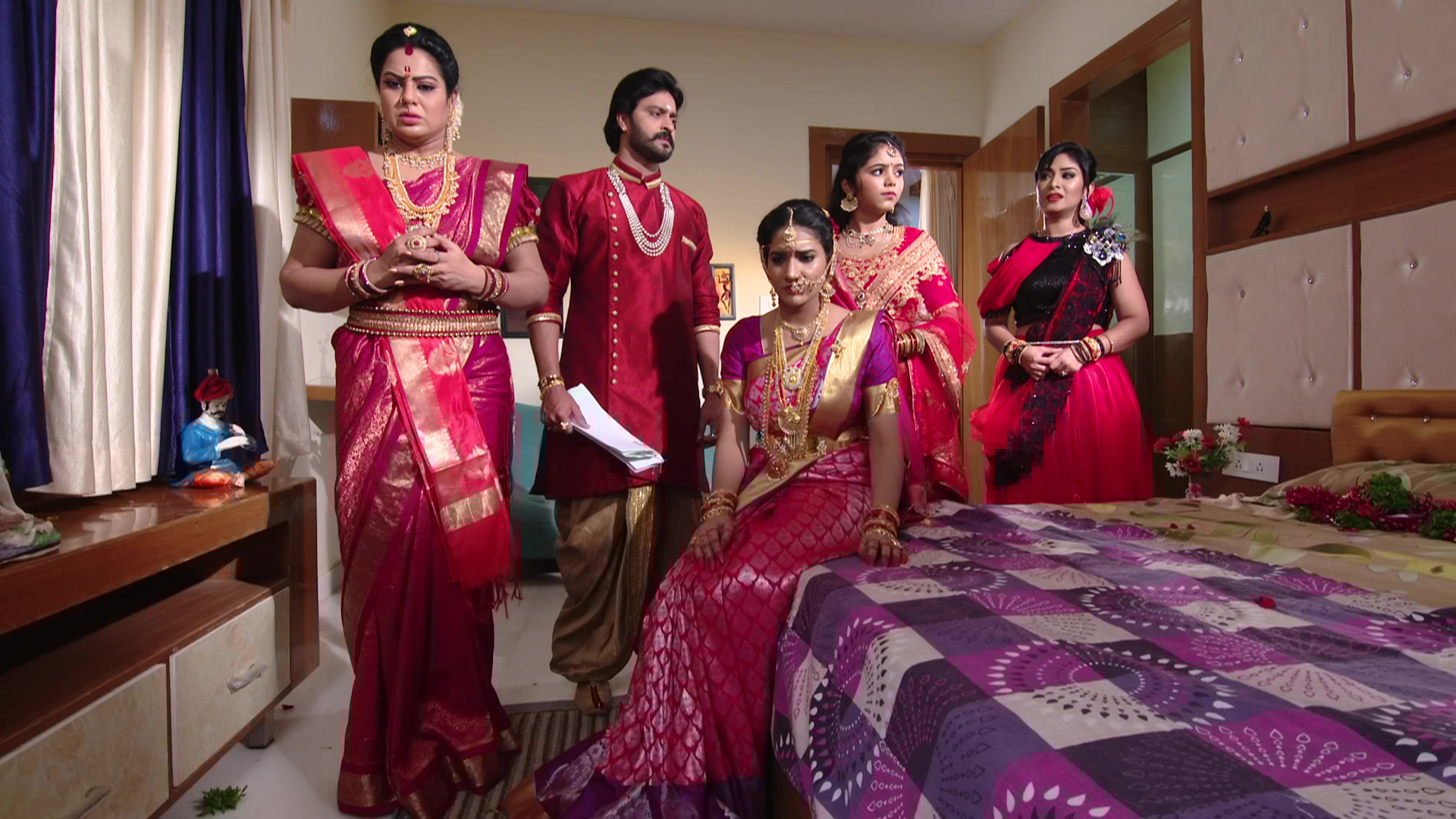 Watch Bangarada Panjara S1 Episode 216 on JioHotstar