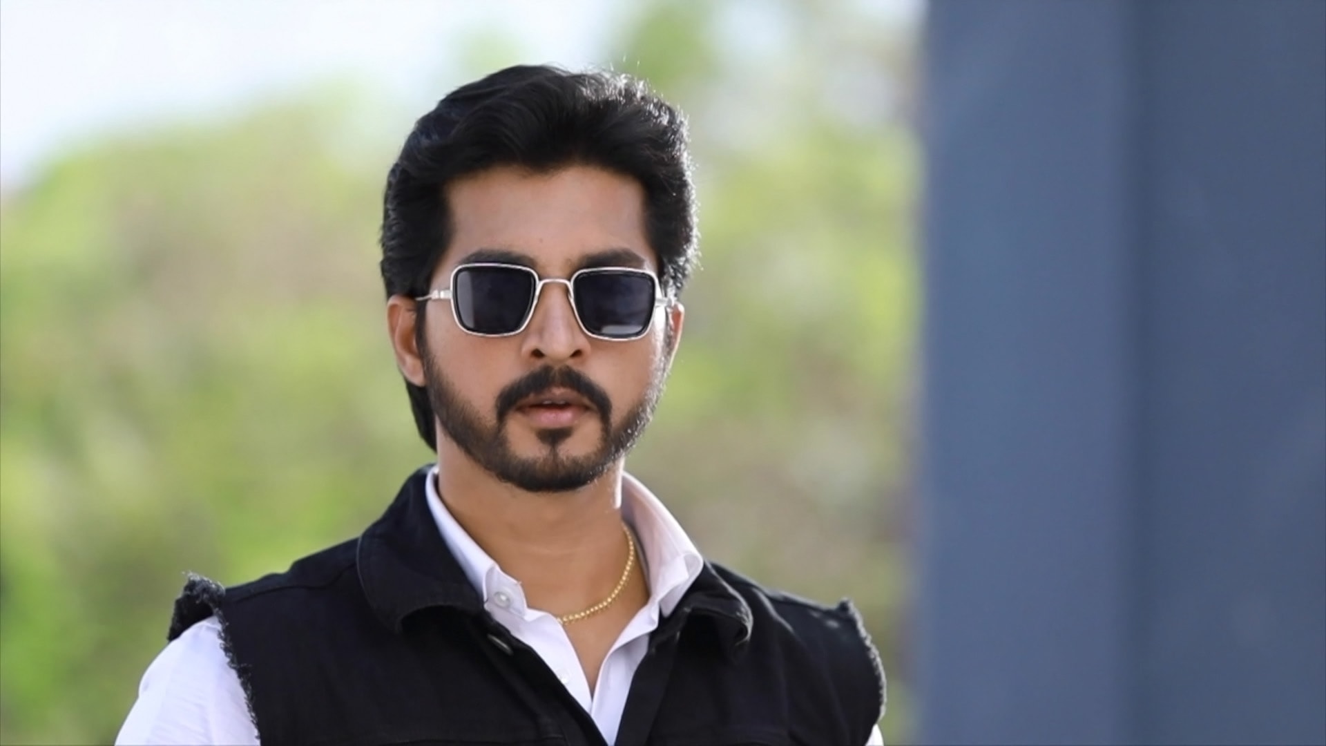 Watch Raja Paarvai S1 Episode 1 on JioHotstar