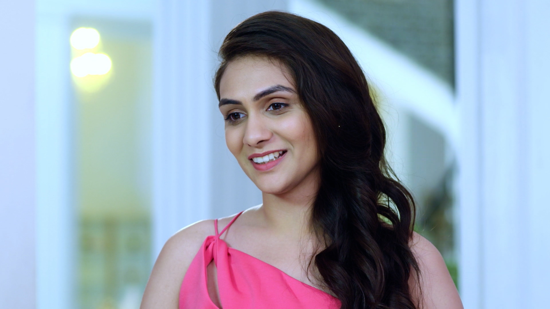 Watch Vadhu S1 Episode 18 on JioHotstar