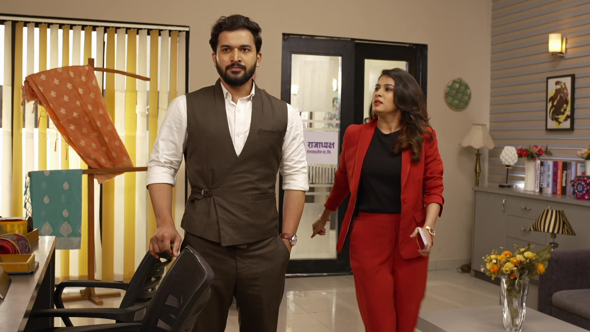 Watch Man Dhaga Dhaga Jodte Nava S1 Episode 36 on JioHotstar