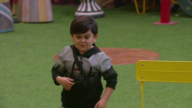 Abdu plays a game - JioHotstar