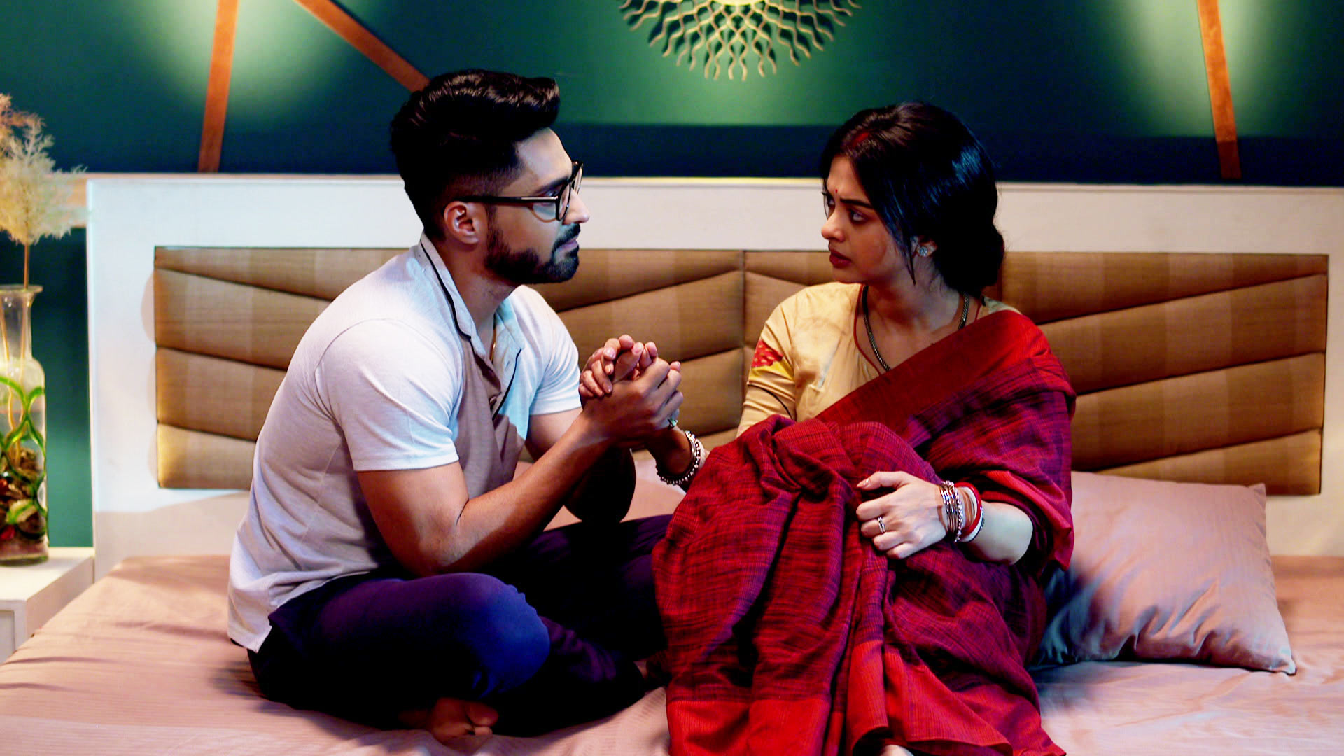 Watch Gaatchora S1 Episode 278 on JioHotstar