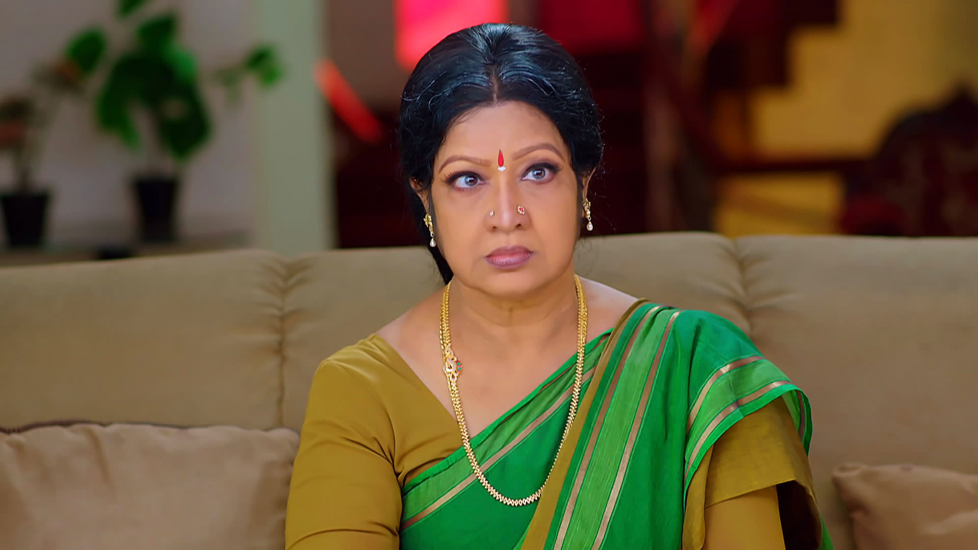 Watch Geetha Rebukes Chandra, Mala Online