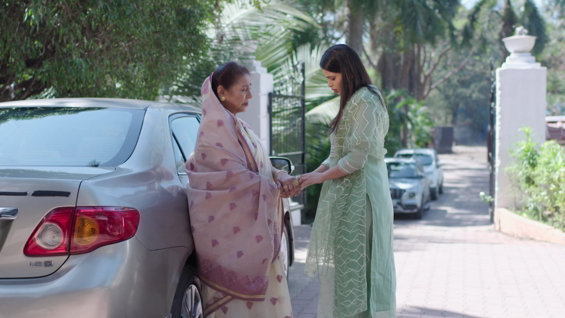 Watch tharala-tar-mag All Episodes | Watcho