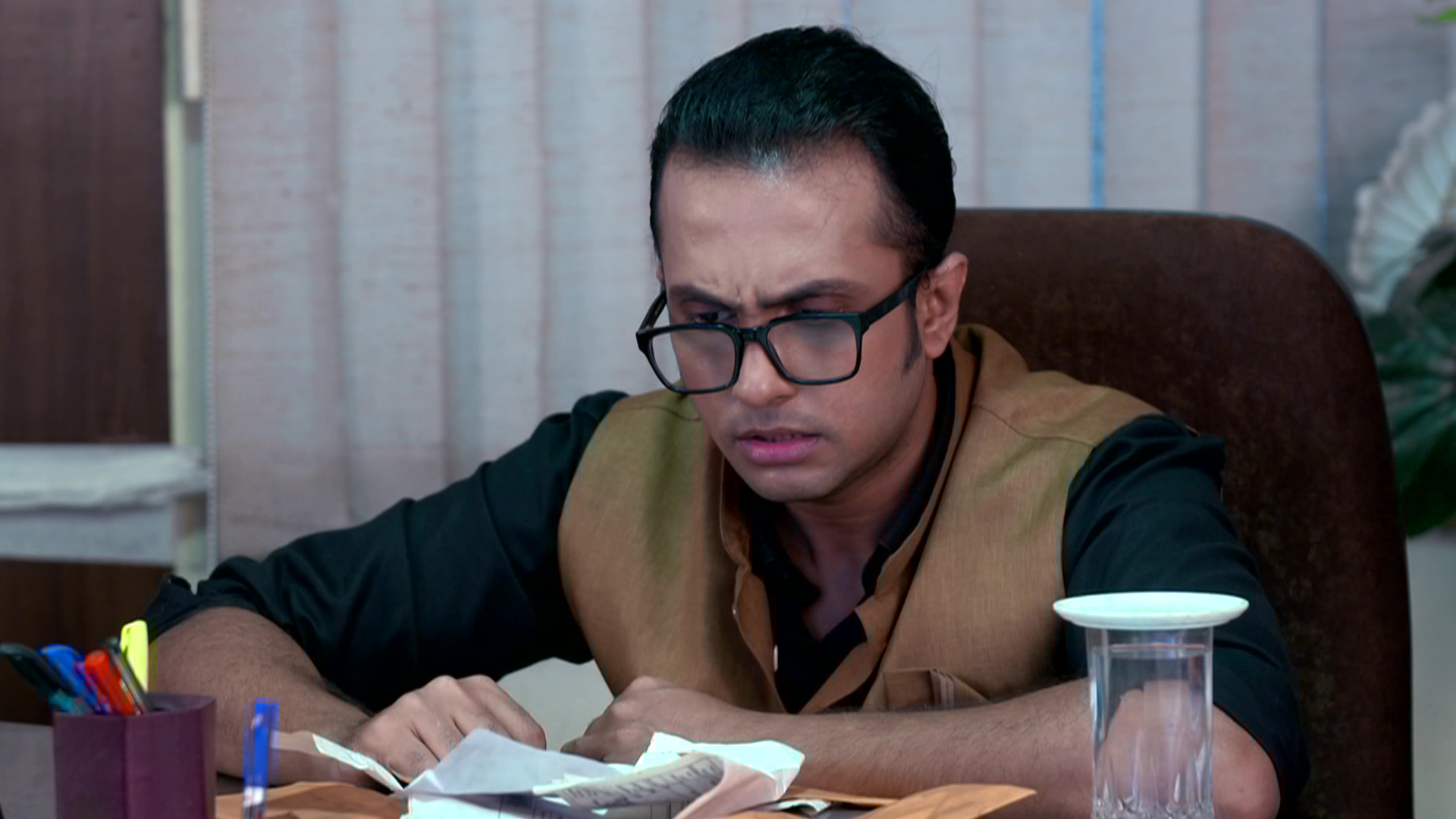 Watch Dui Shalik S1 Episode 124 on JioHotstar