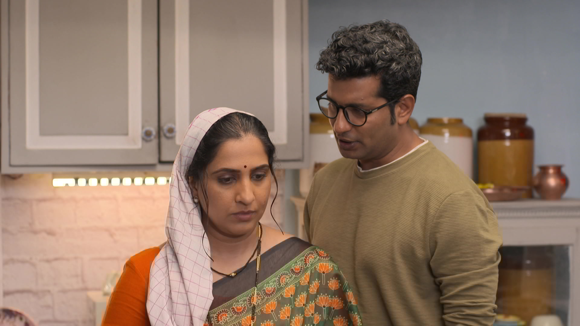 Watch Aai Kuthe Kaay Karte S1 Episode 958 on JioHotstar