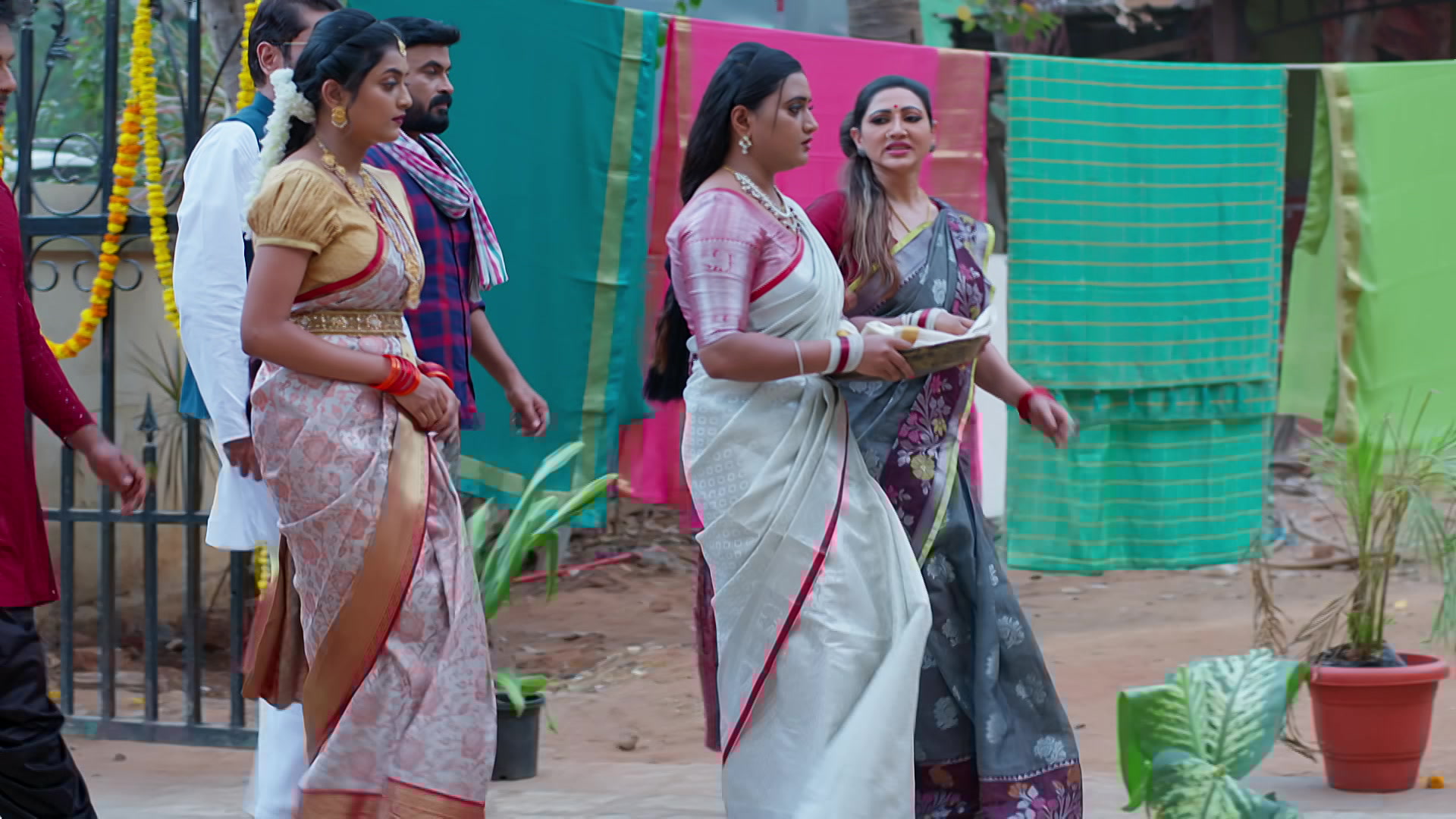 Watch Kumkuma Puvvu Episode 1960 on JioHotstar