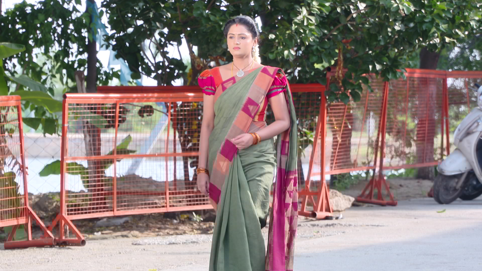 Watch Bangarada Panjara Episode 256 on JioHotstar