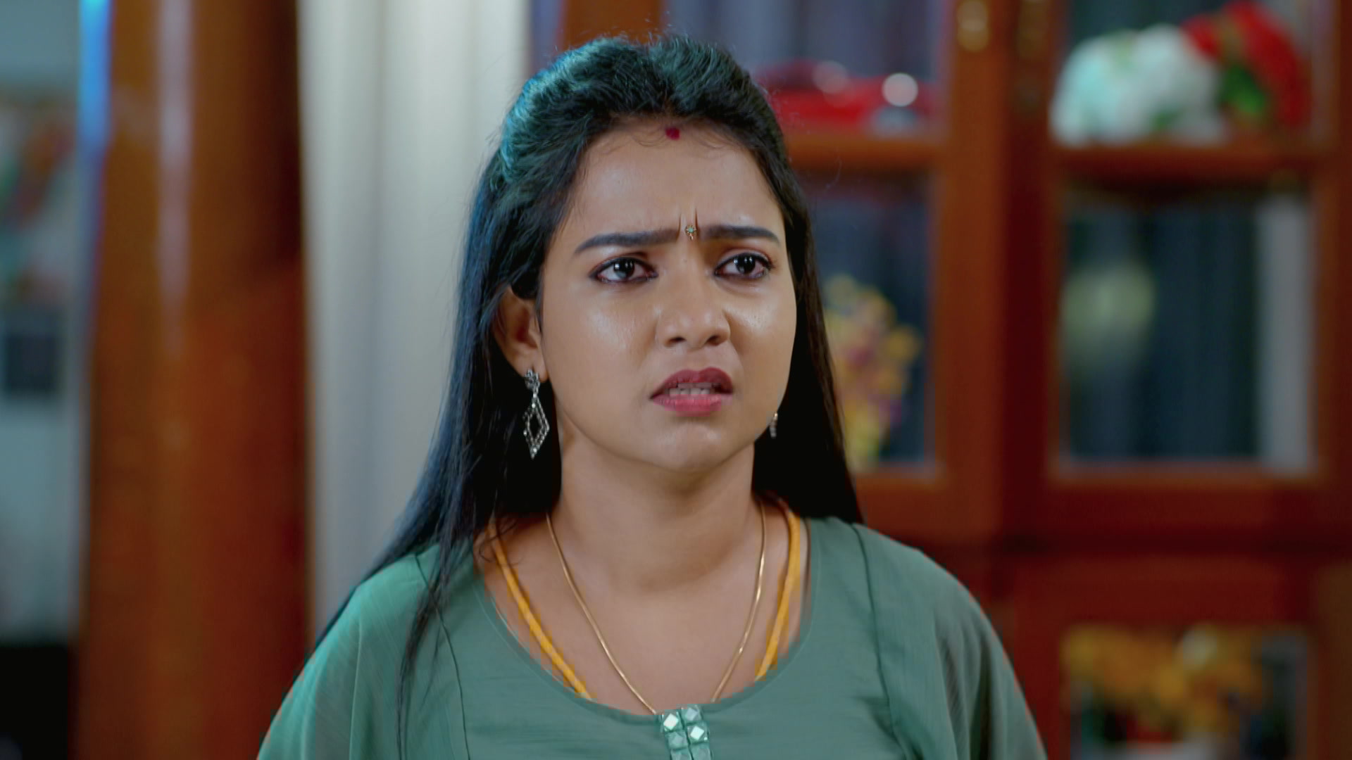 Watch Chempaneer Poovu Episode 323 on JioHotstar