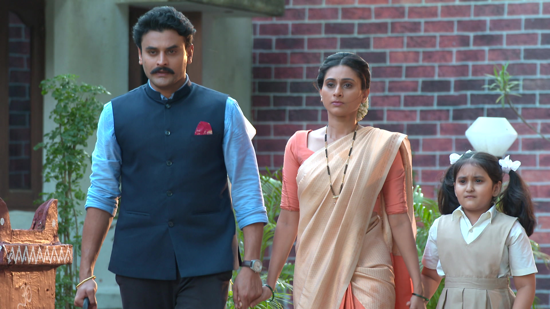 Watch Gharo Ghari Maatichya Chuli S1 Episode 195 on JioHotstar
