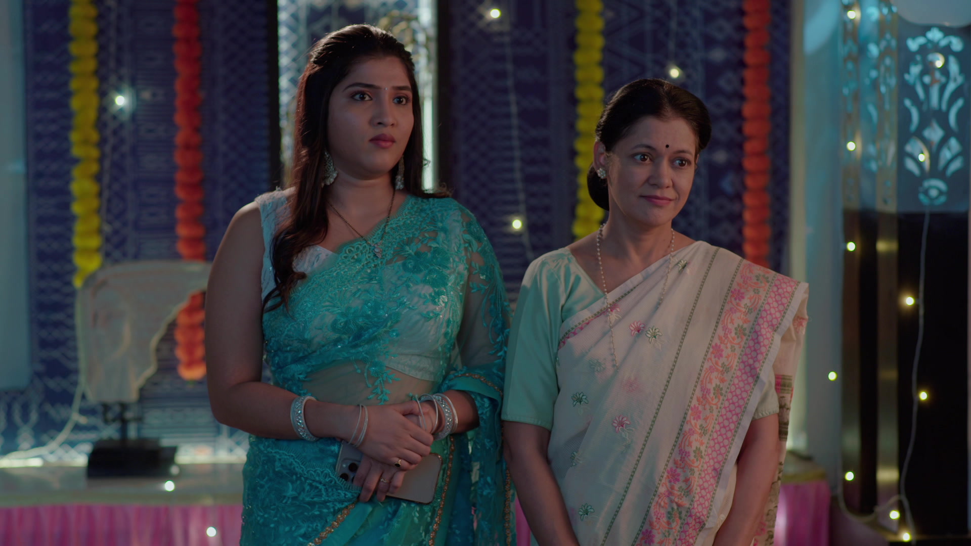Watch Man Dhaga Dhaga Jodte Nava S1 Episode 377 on JioHotstar