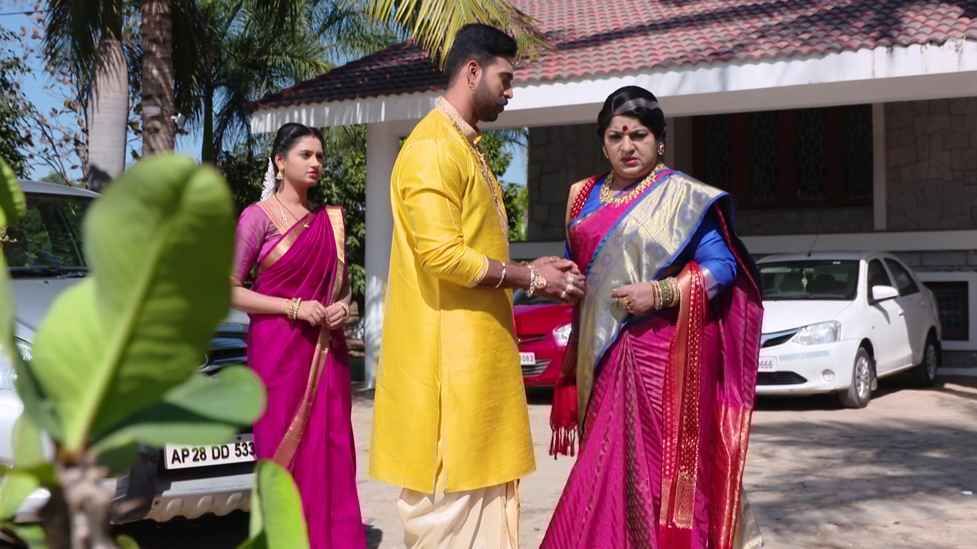 Watch Bangarada Panjara S1 Episode 118 on JioHotstar