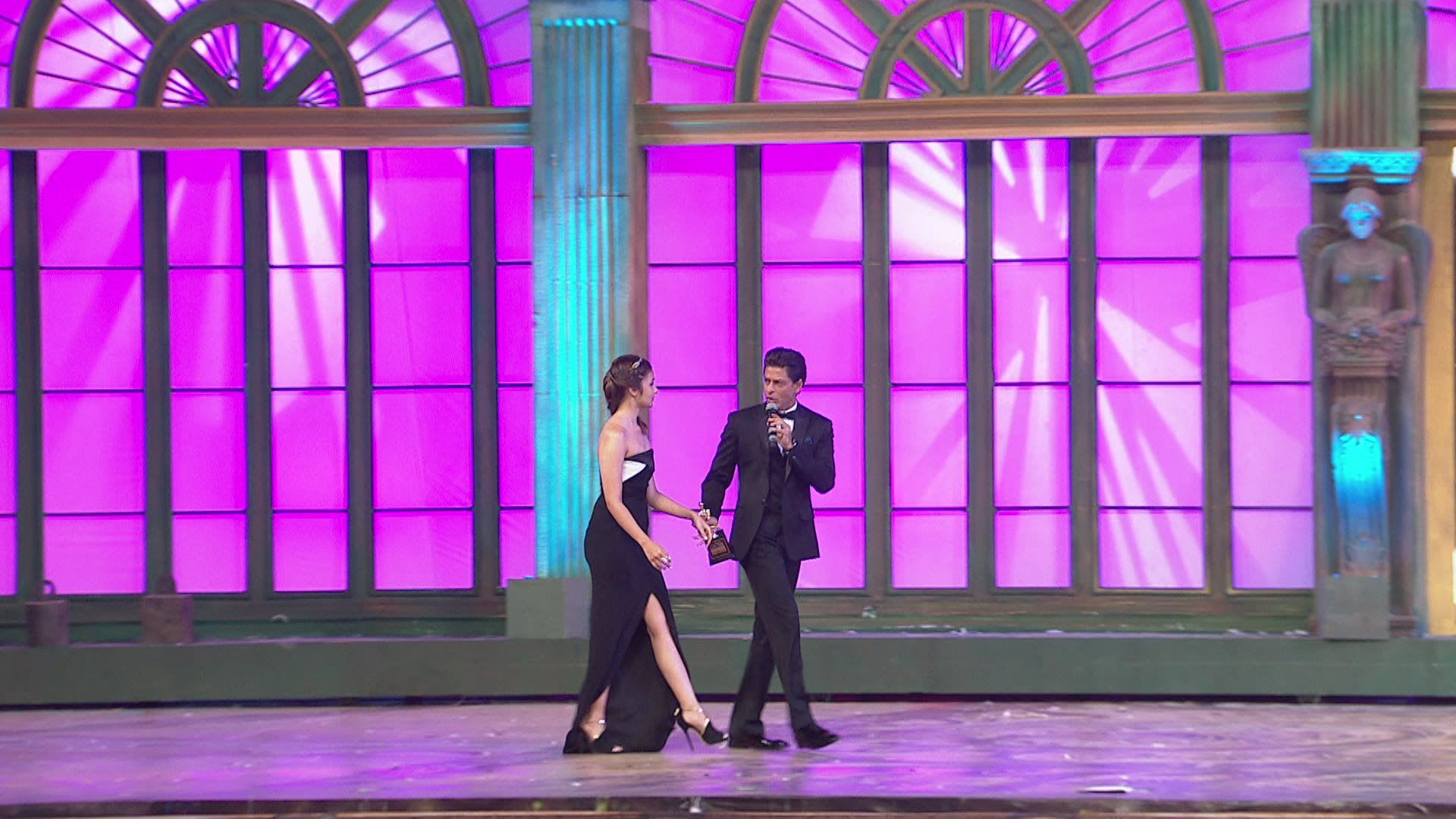 Watch a clip from Alia Teaches SRK her Dance Moves on Hotstar