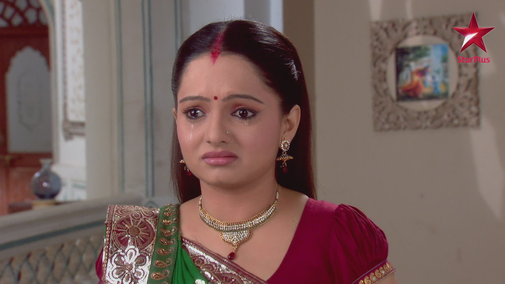 Watch a clip from Kokila warns Gopi 'vahu' on Hotstar