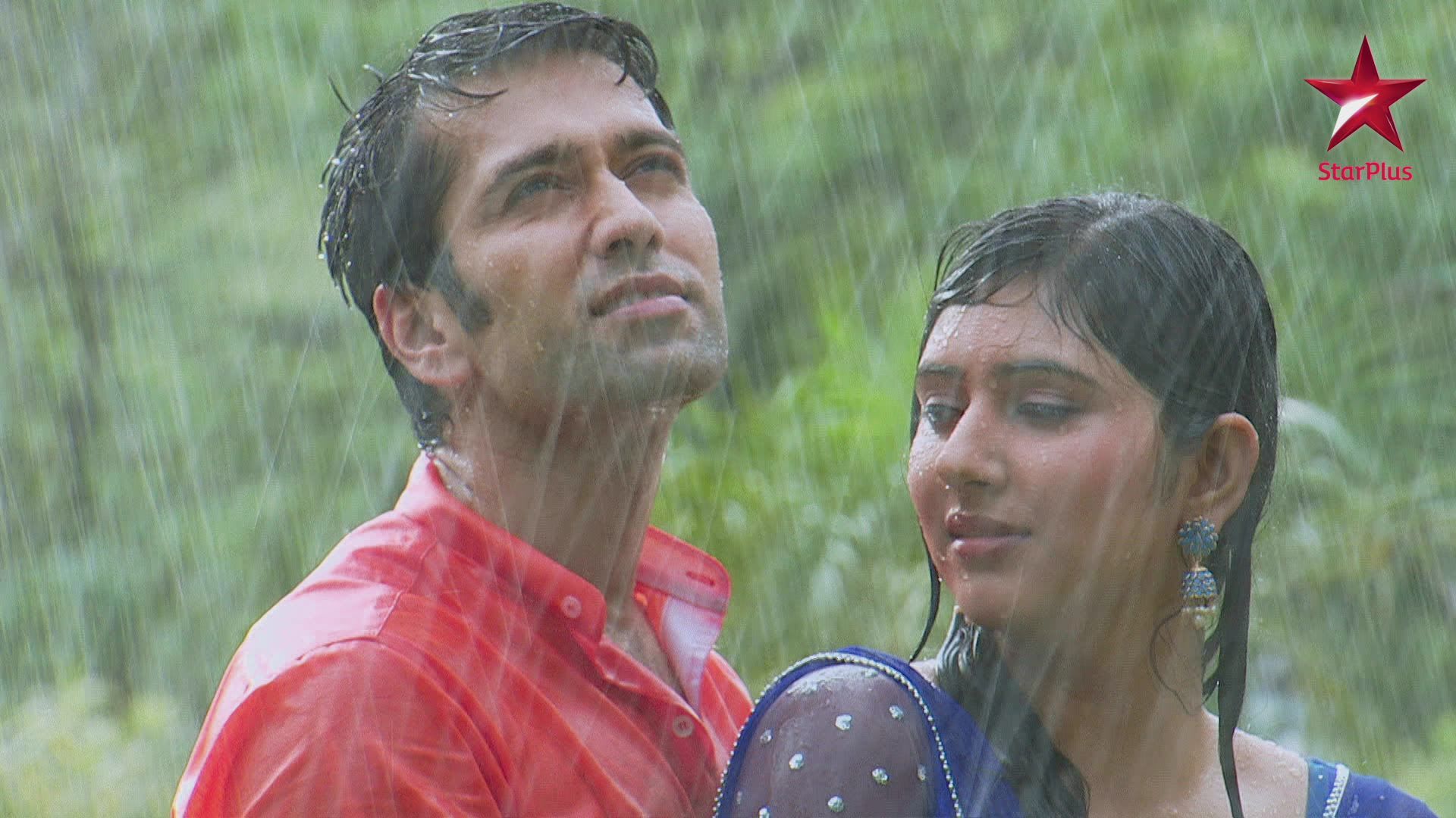 Rain gives Aditya and Pankhuri a few moments alone - JioHotstar