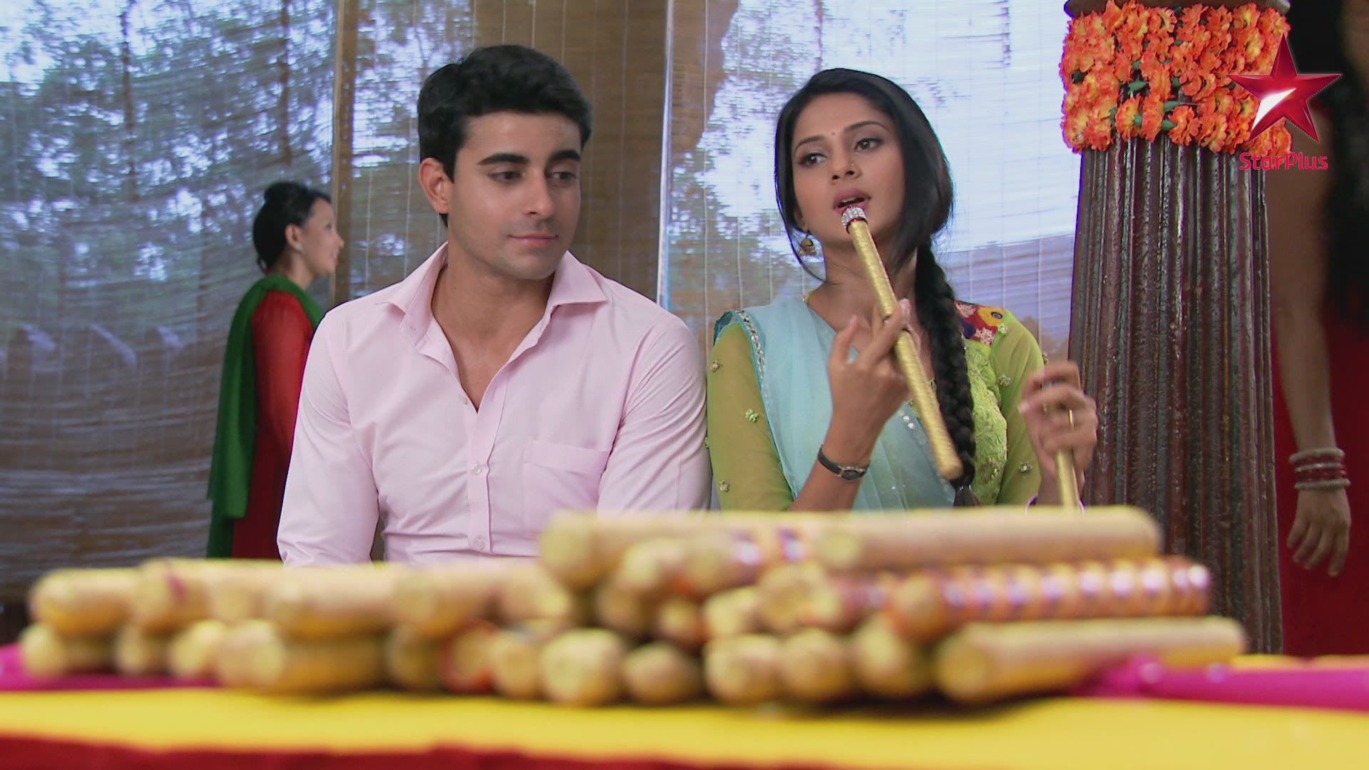 Kumud and Saras practise dandiya - JioHotstar