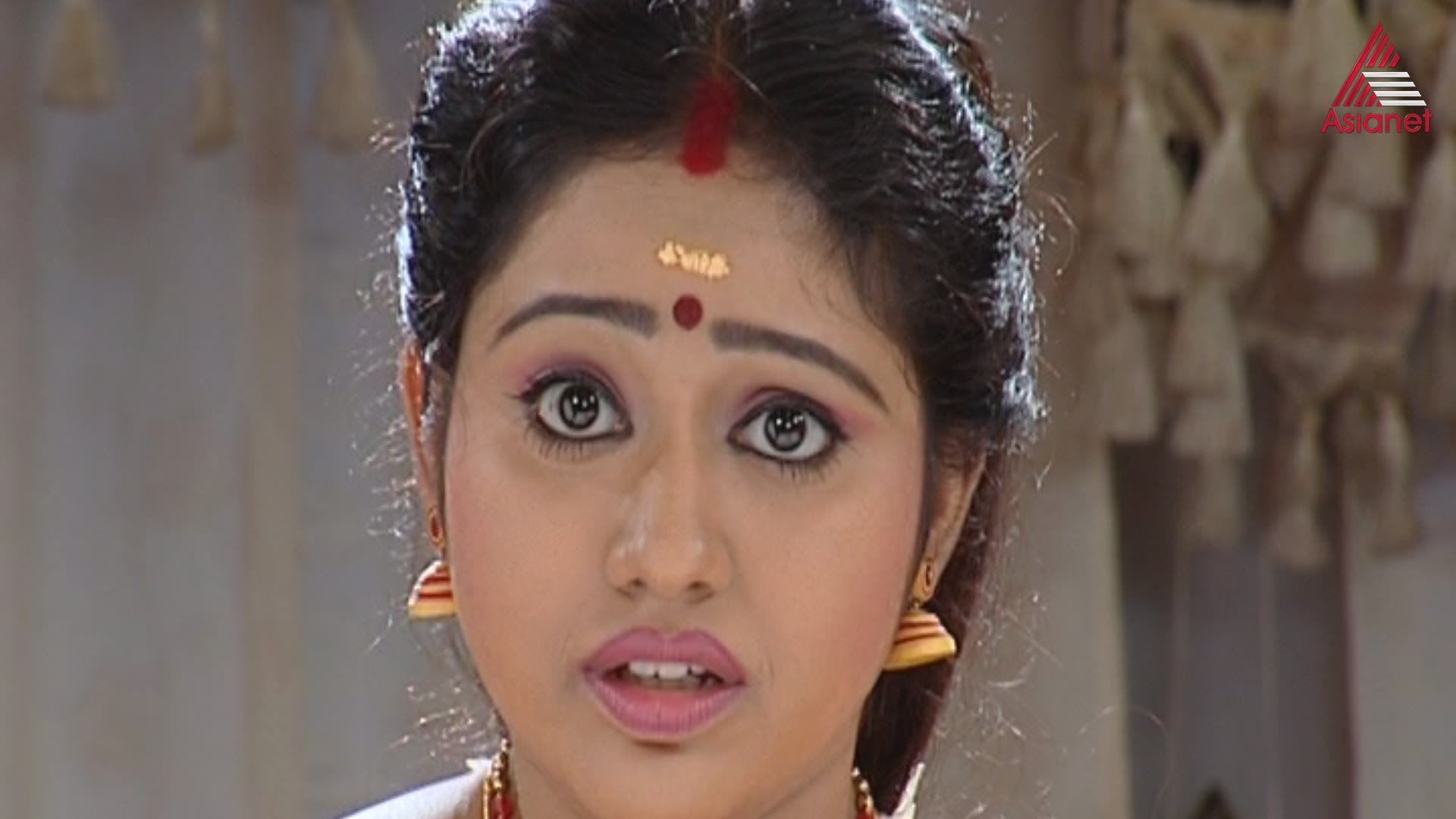 Watch Mayavathi gives money to Rejitha Online