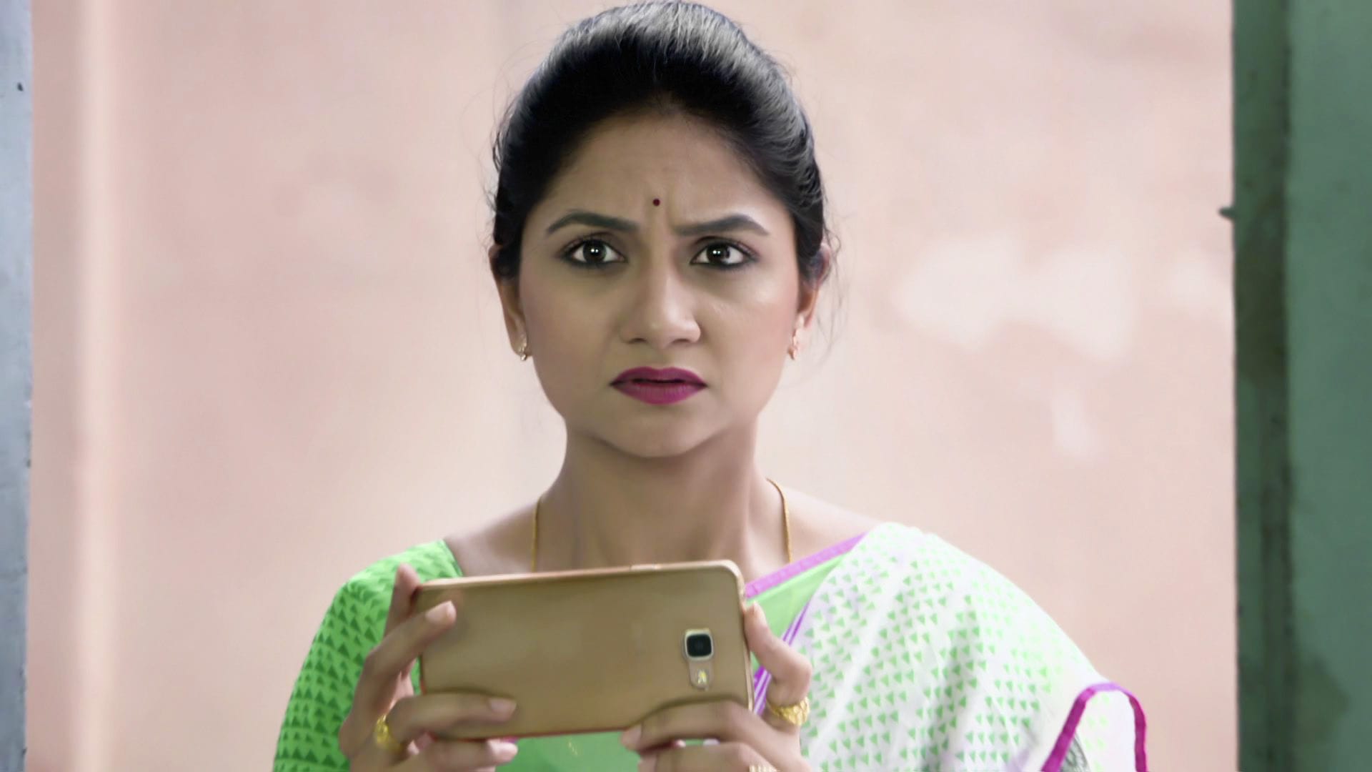 Watch Amrutha Finds Vinay! Online