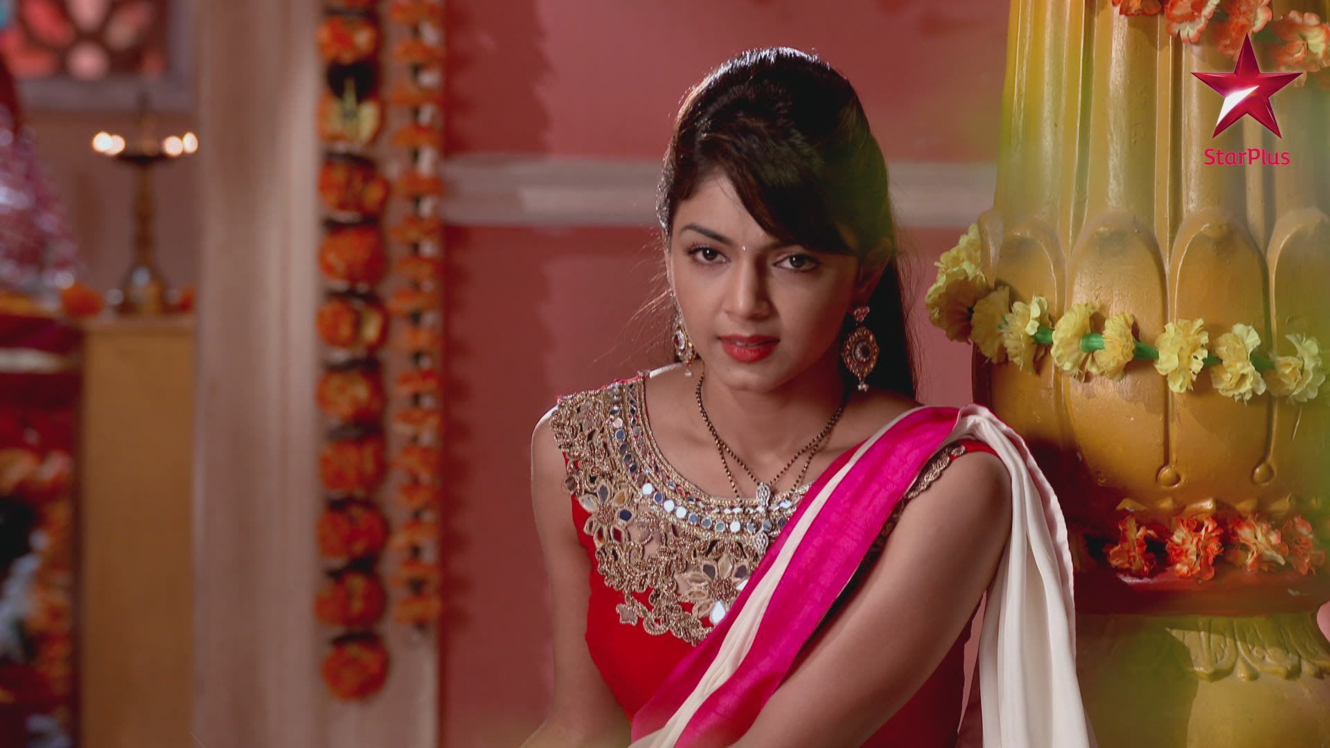 Watch Vaishali spies on Titu Online