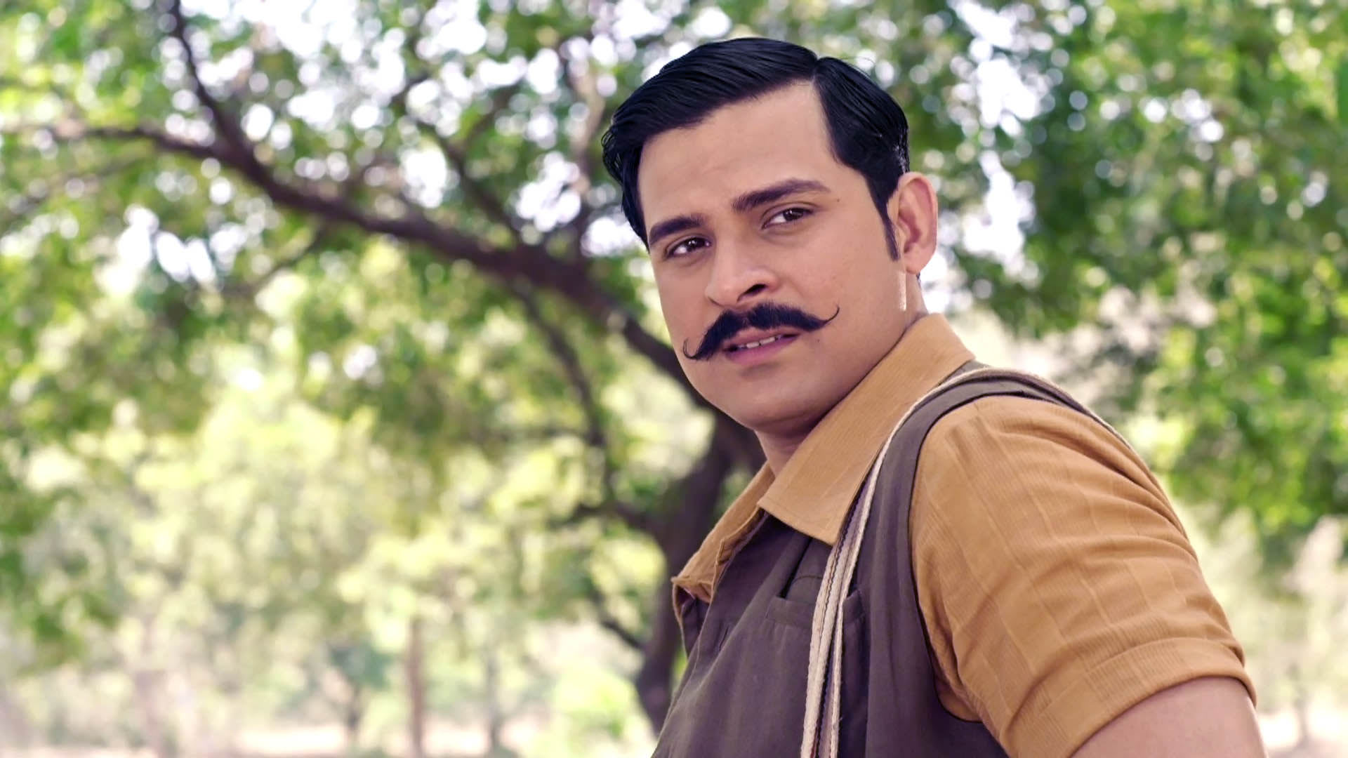 Watch Azad Returns Home Online