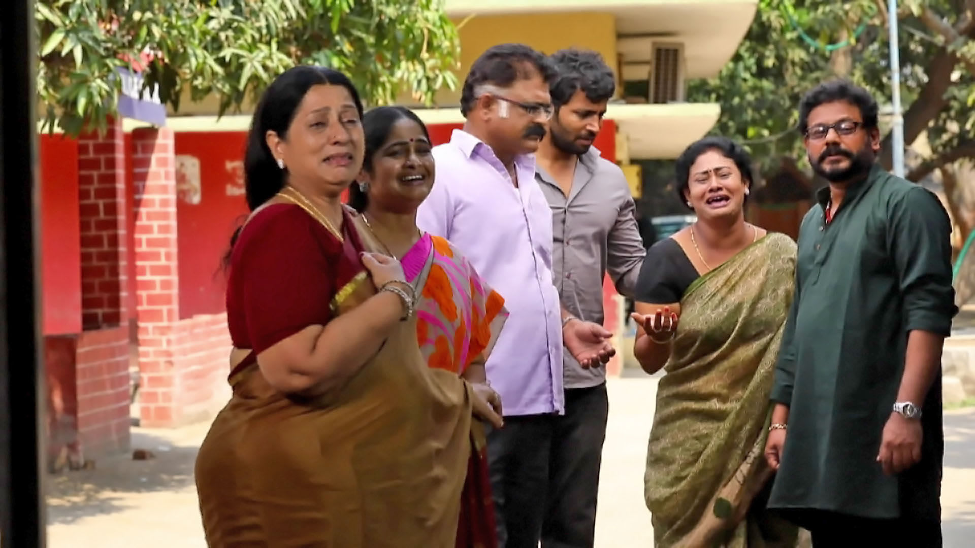 Watch avalum-naanum only on Watcho