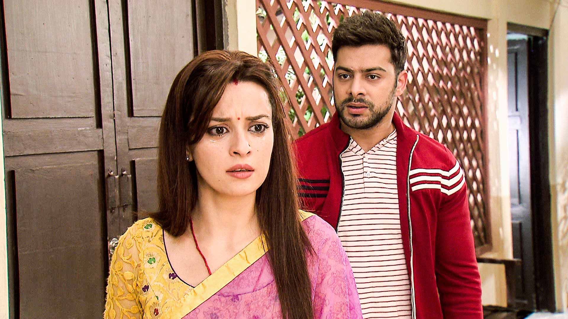 Watch Mere Angne Mein Episode 27 on JioHotstar