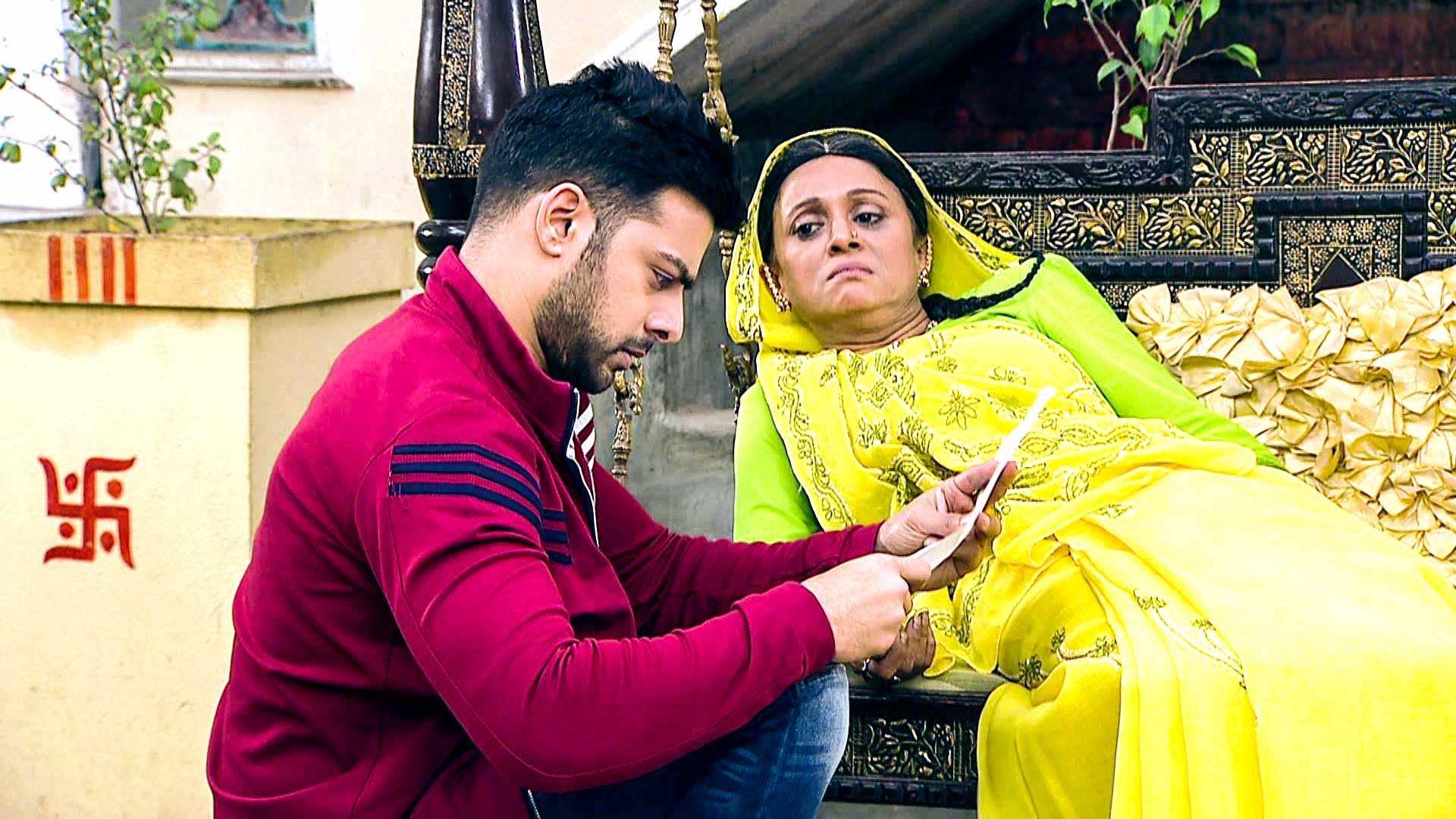 Watch Mere Angne Mein Episode 30 on JioHotstar