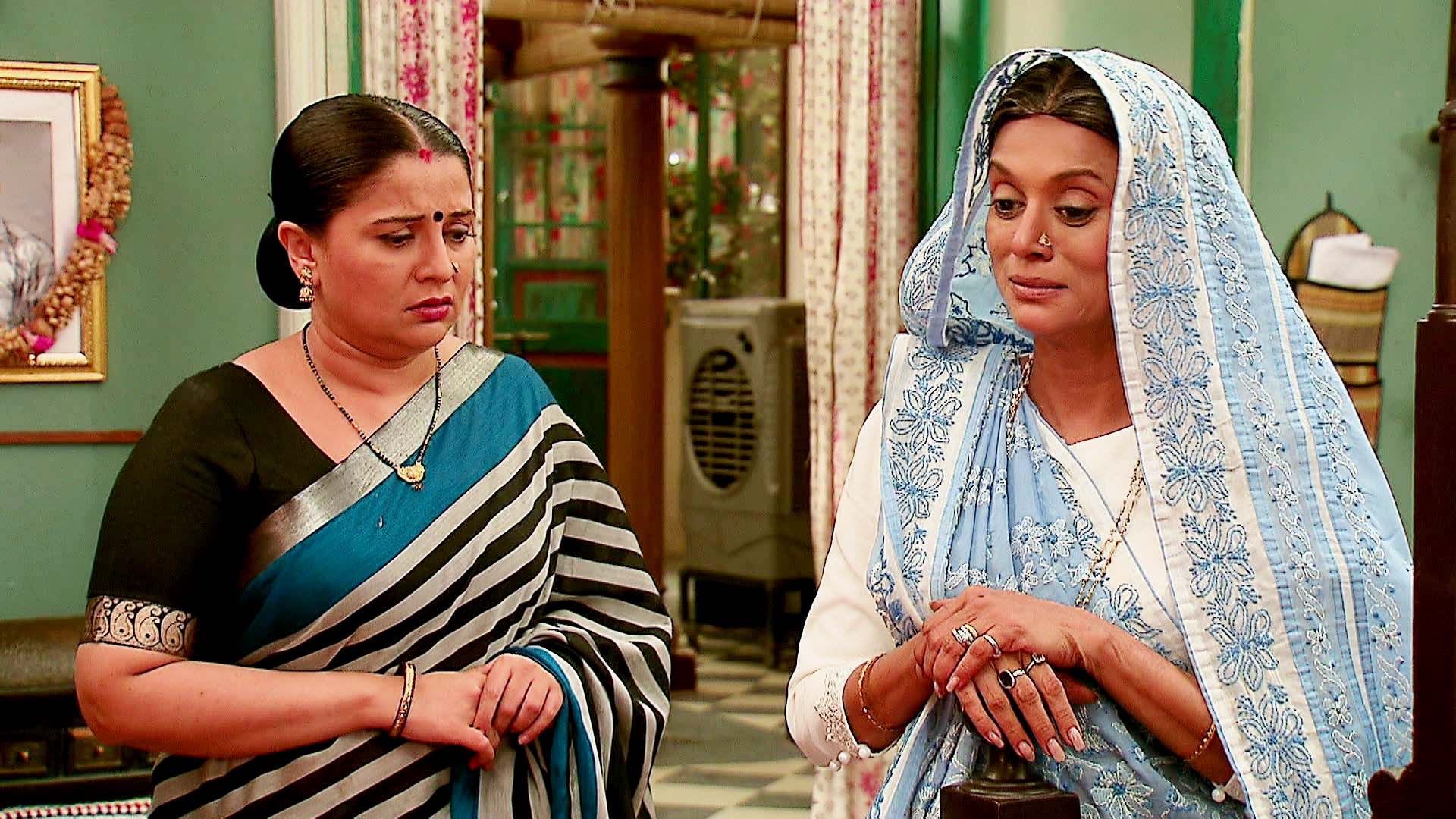 Watch Mere Angne Mein Episode 3 on JioHotstar