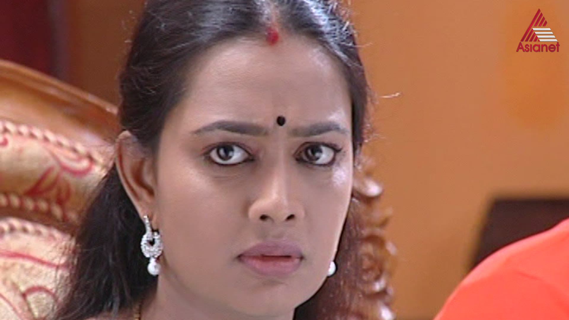 Watch Will Divya lose to Dinakaran? Online