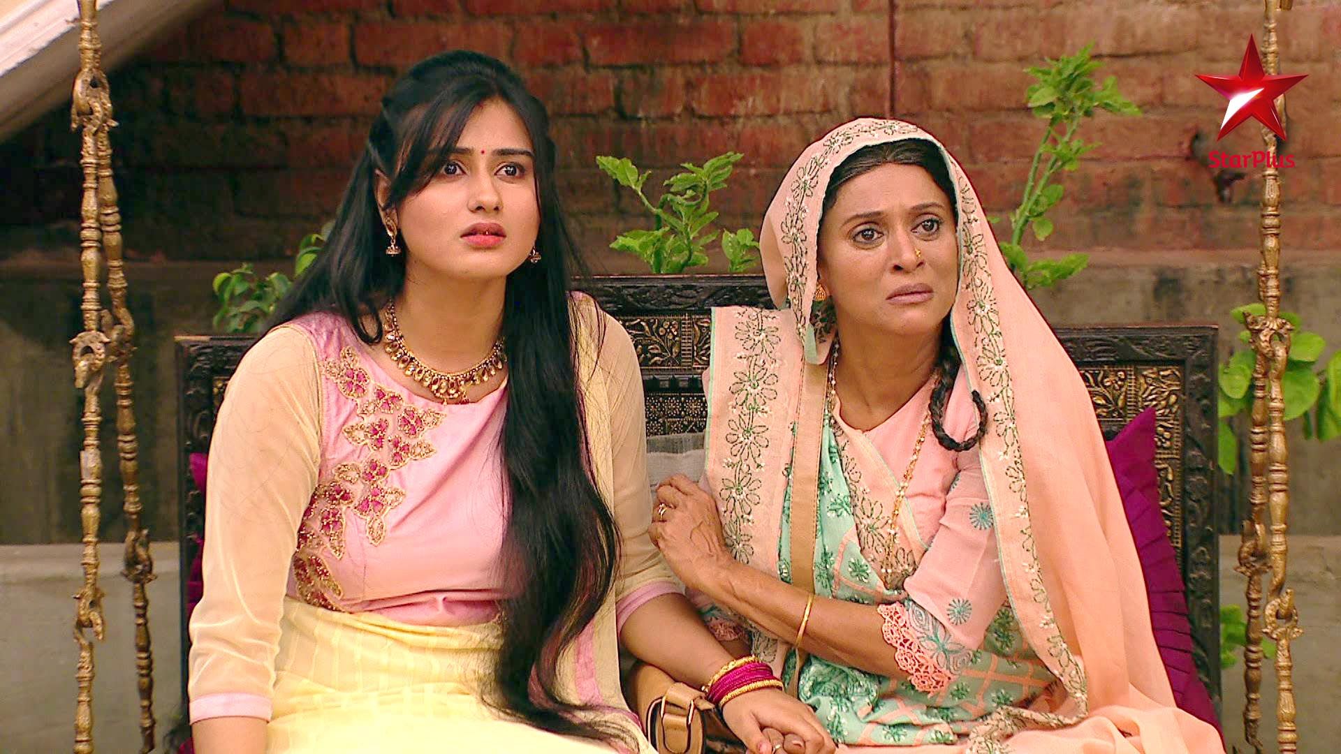 Watch Mere Angne Mein Episode 2 on JioHotstar