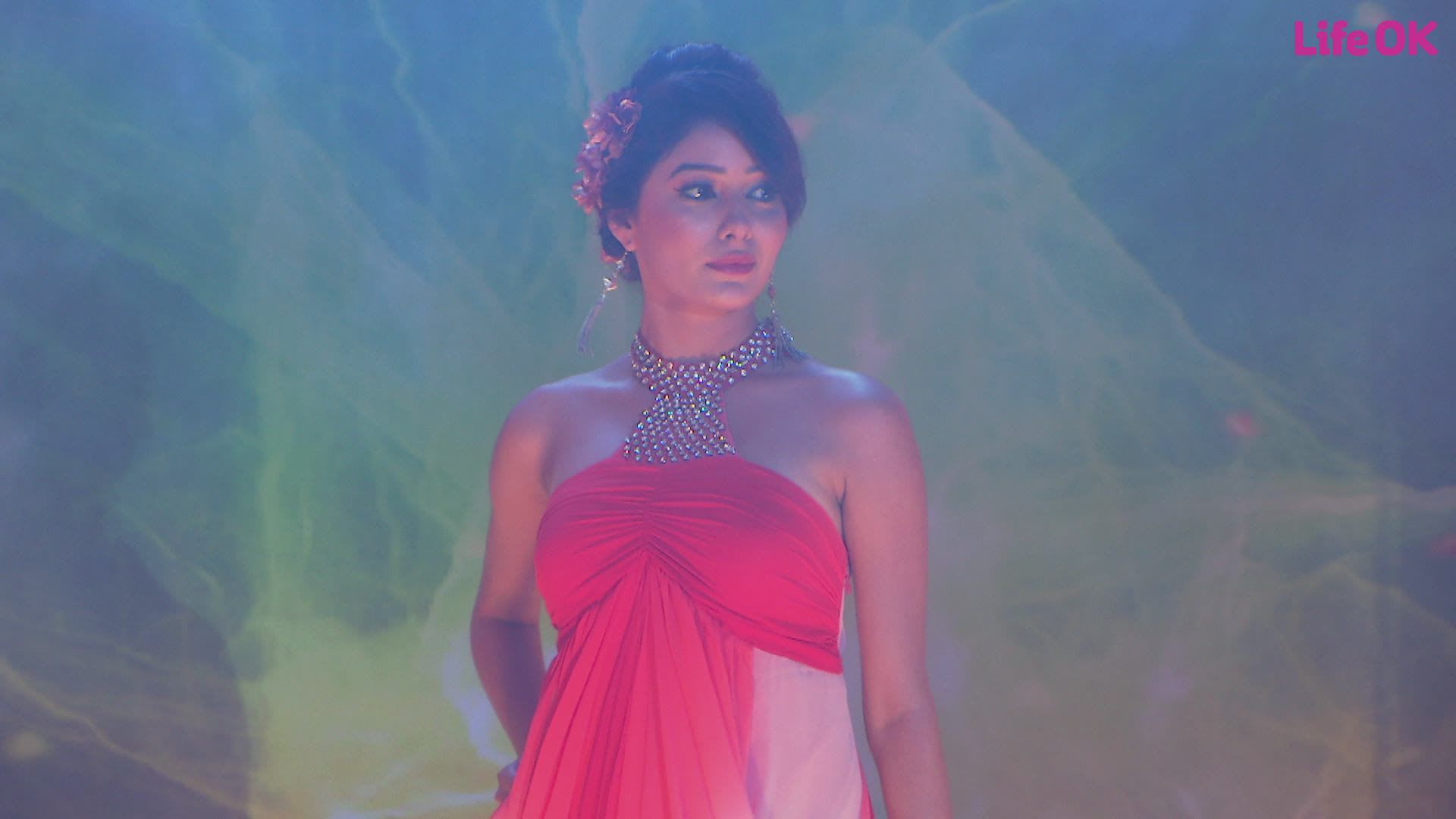 Watch Gustakh Dil S13 Episode 17 on JioHotstar